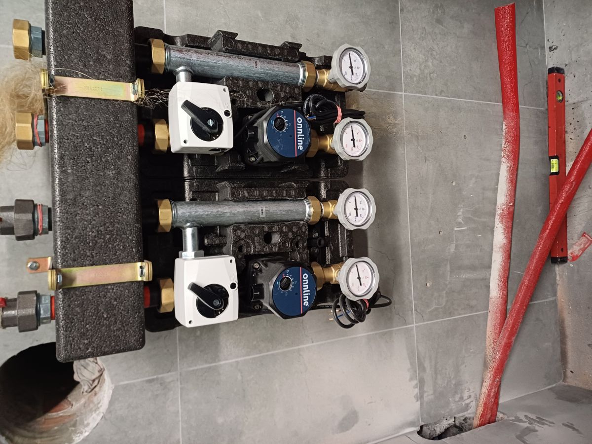 [Rozwiązano] Czy montaż grupy pompowej na zdjęciu jest prawidłowy ...