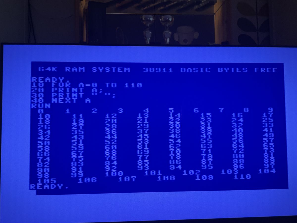 Commodore C128 – róznokolorowe znaki na ekranie startowym
