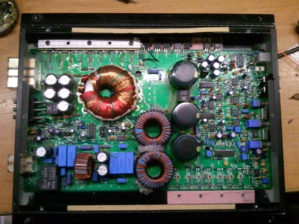 Schemat wzmacniacza Vibe VP4 - stabilizator 7812 się grzeje, brak ...