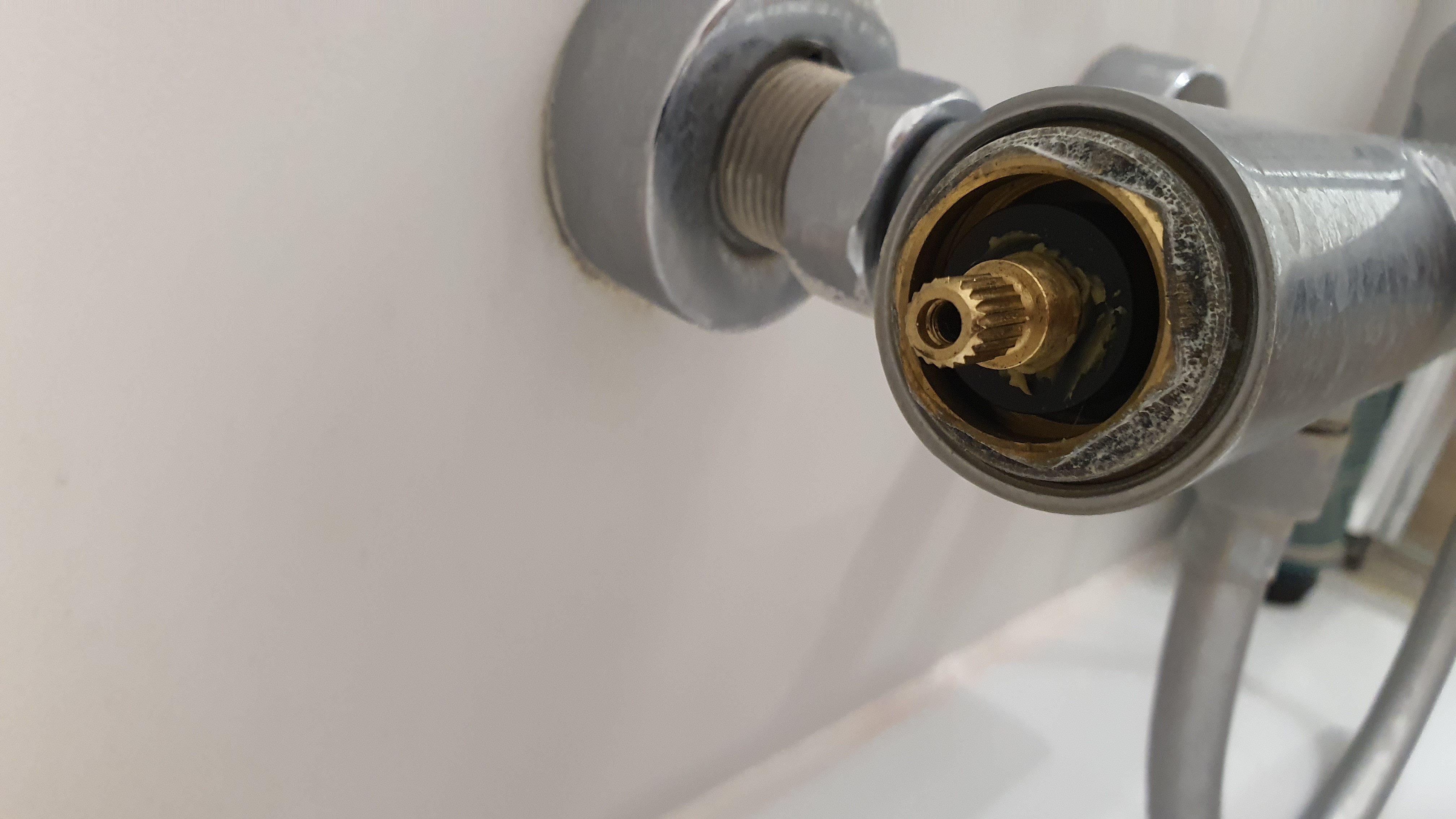 Jak zamocować element przełączający wodę z kranu na prysznic w baterii ...