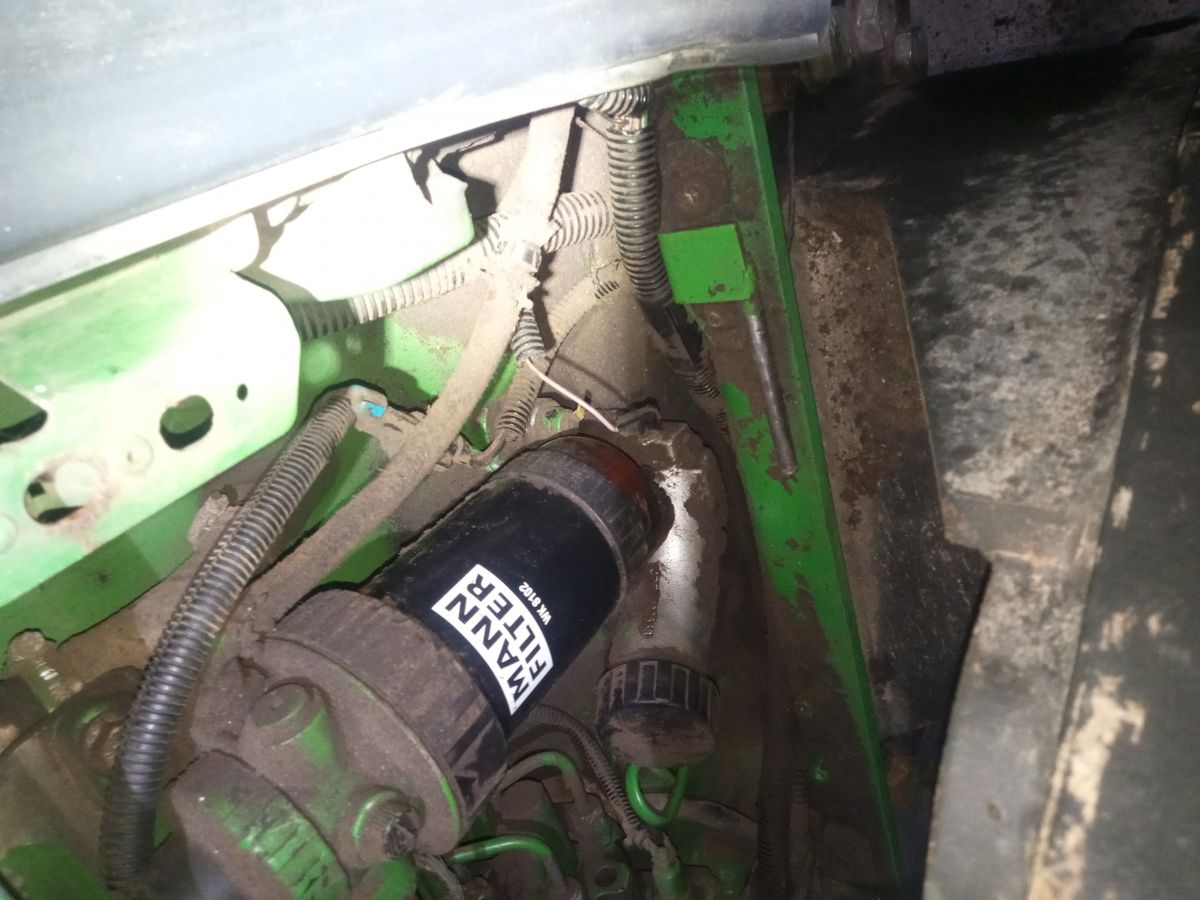 John Deere 6220: Światła w masce nie wyłączają się mimo wyjęcia ...