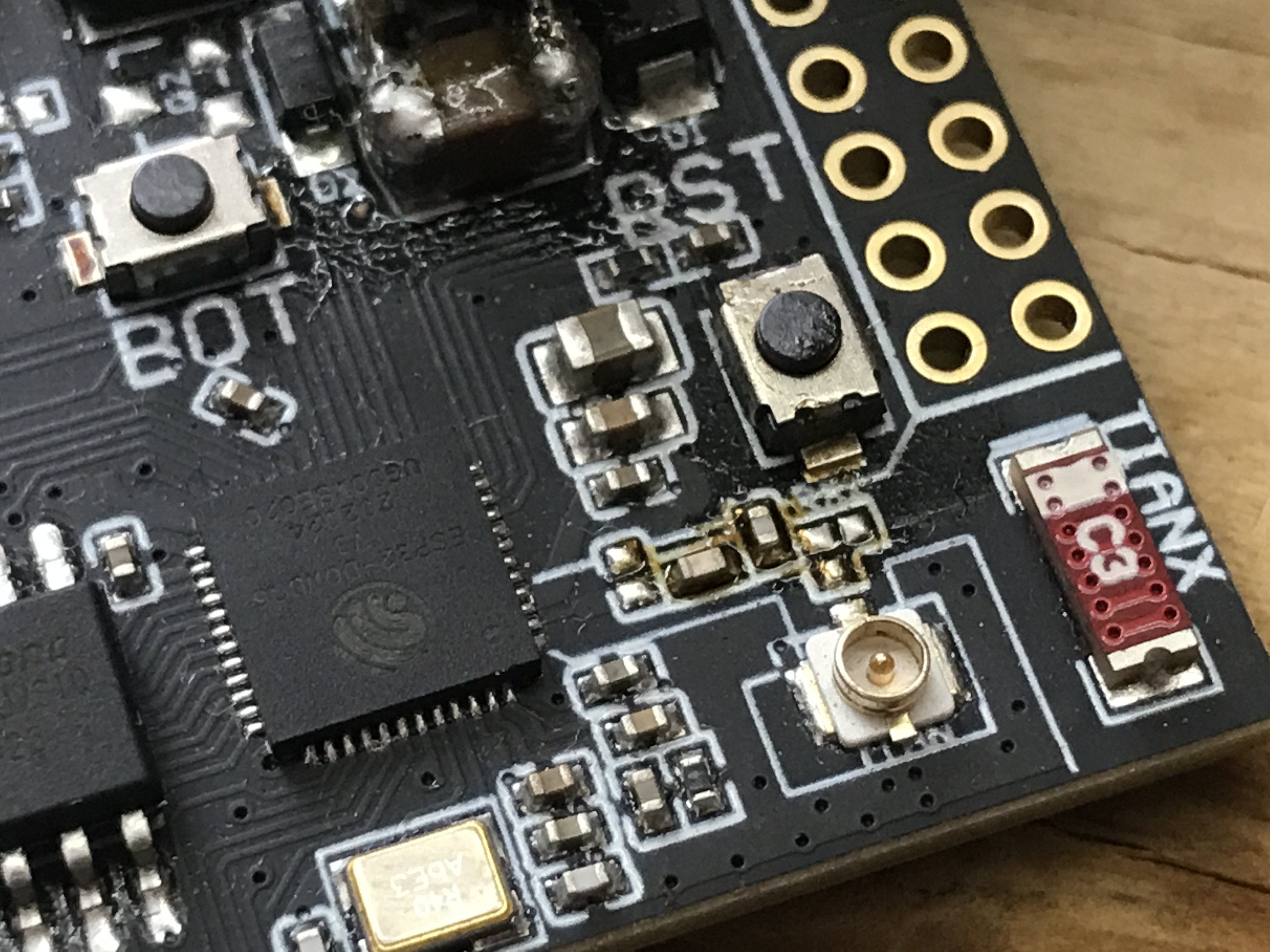 How to connect an external antenna to the ESP32? IPEX connector and jumpers - better WiFi coverage