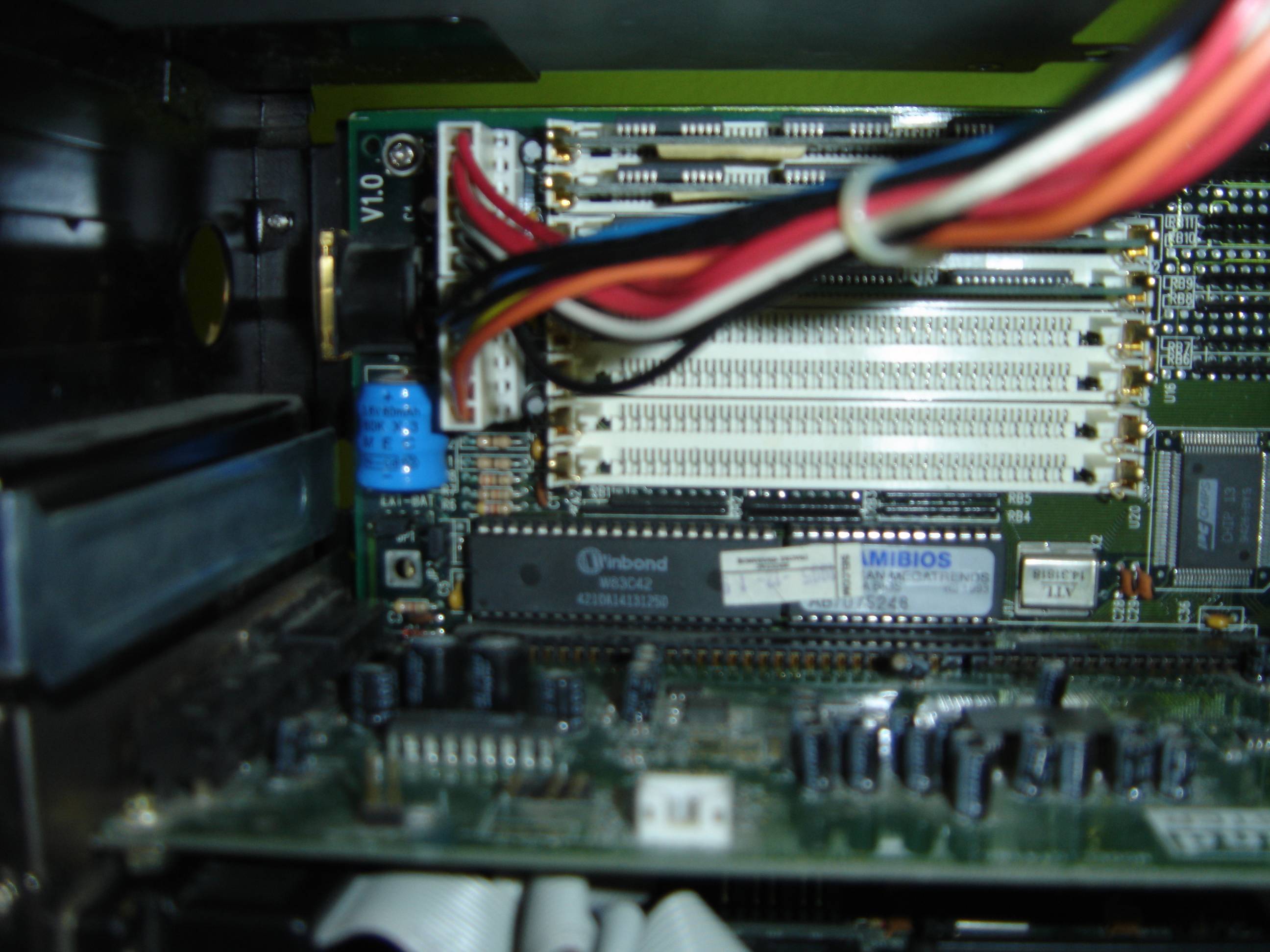 Komputer 486 z Windows 95 resetuje się po starcie - jak naprawić?