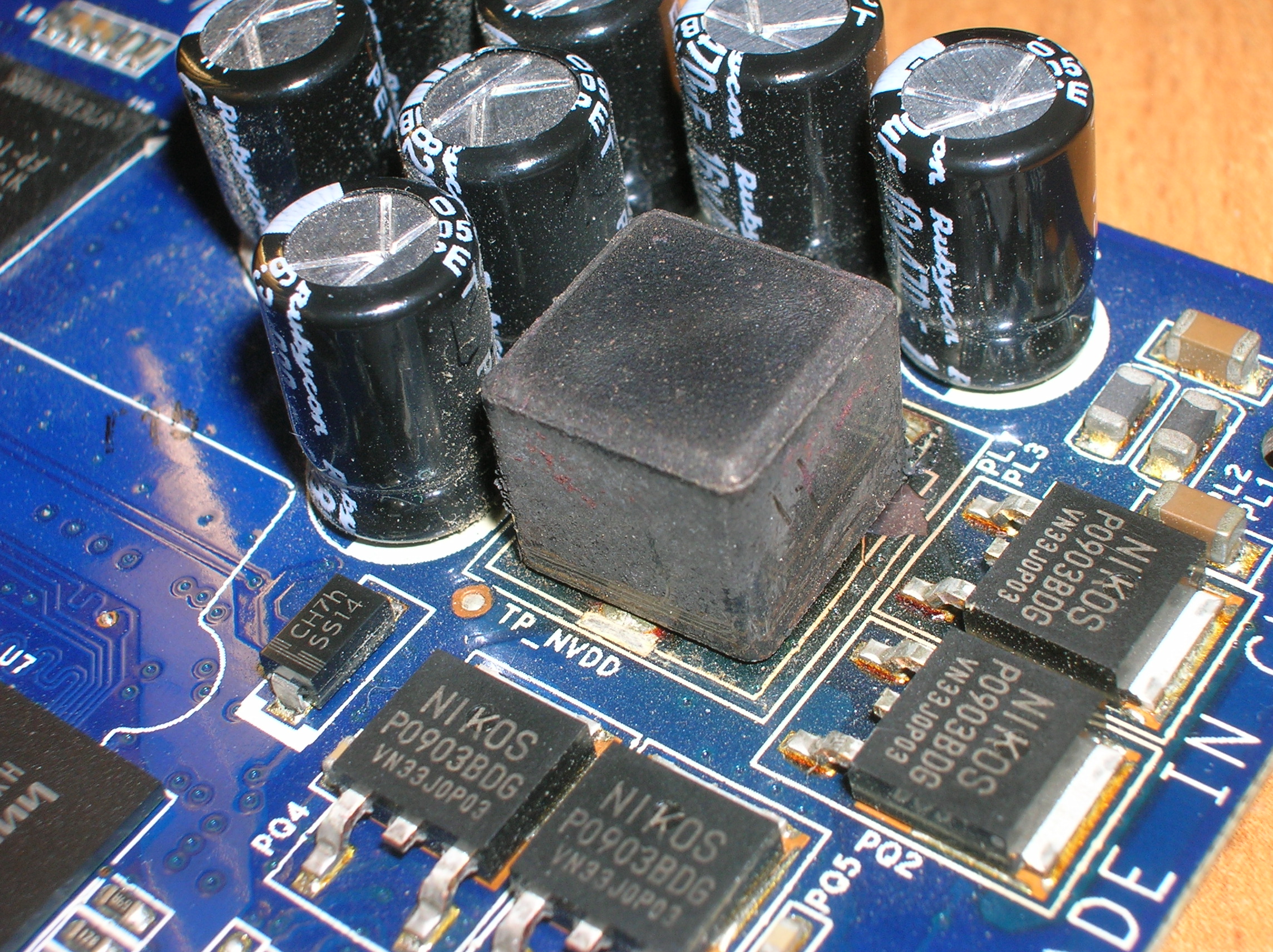 Jak naprawić spaloną cewkę TRIO R68 na karcie Asus 8600GT?