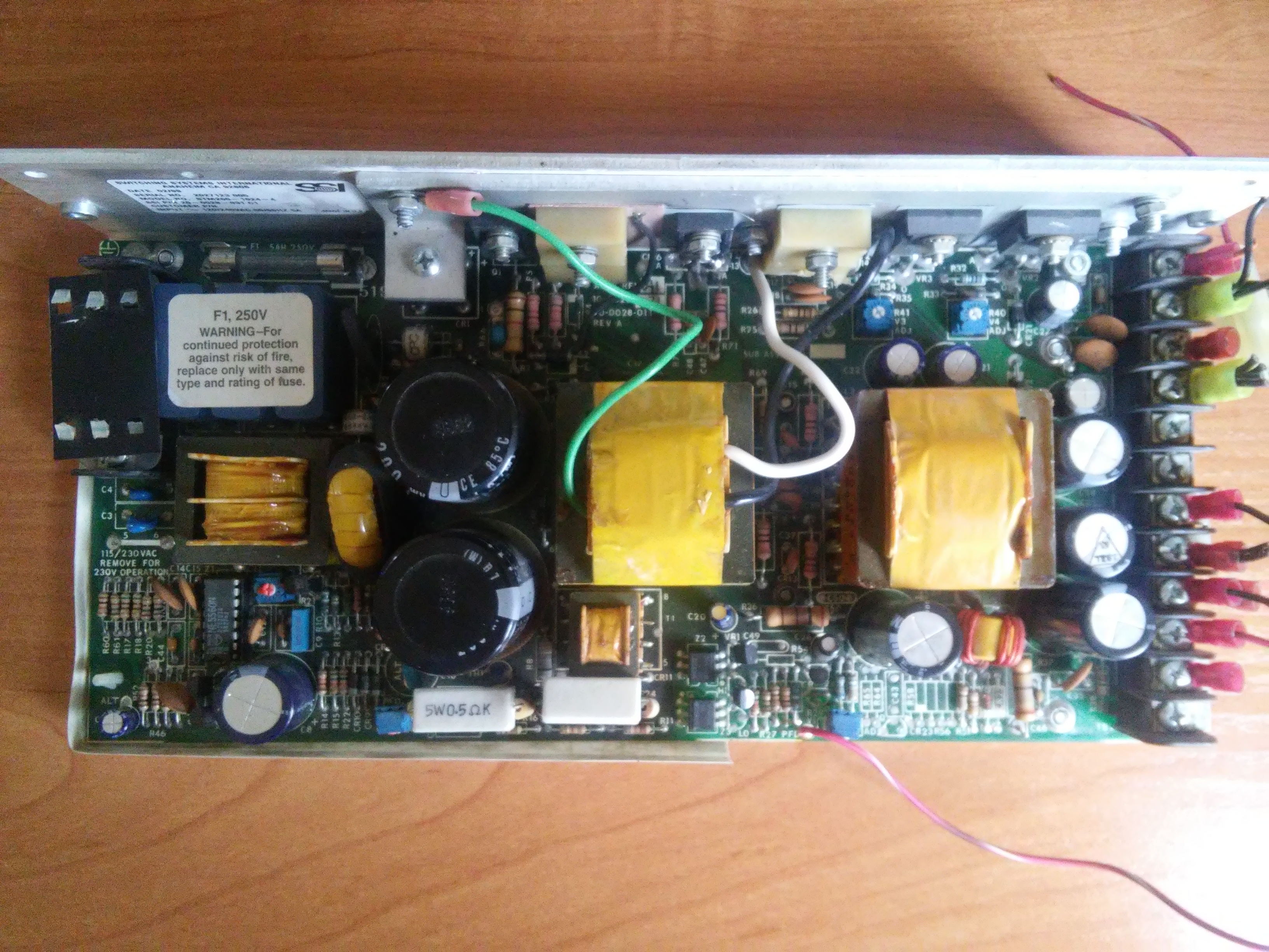 Specyfikacja mocy i prądów wyjściowych zasilacza SSI STM200-1024-4