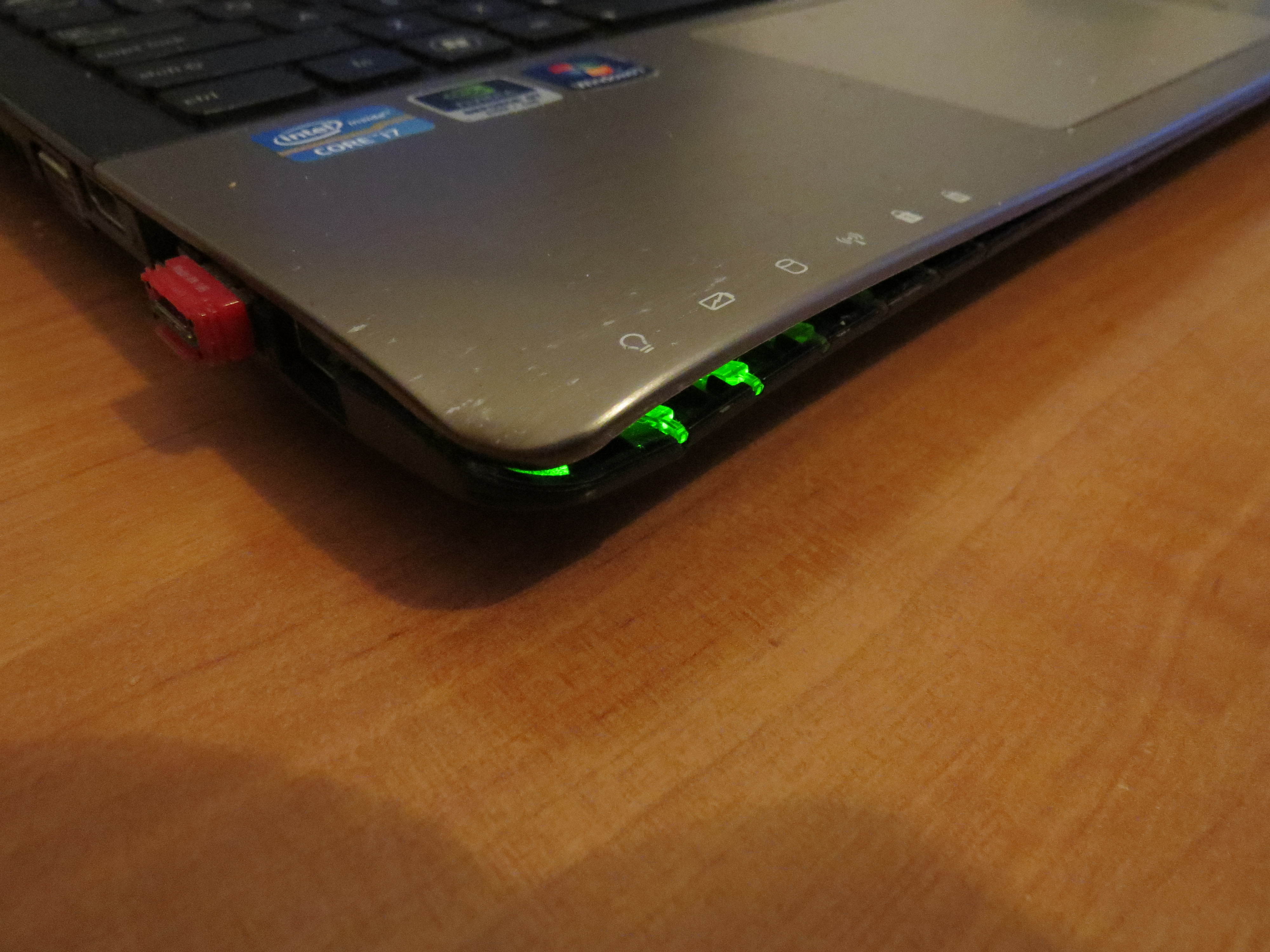 ASUS R500V - Jak zabezpieczyć lekko uszkodzoną obudowę po upadku?