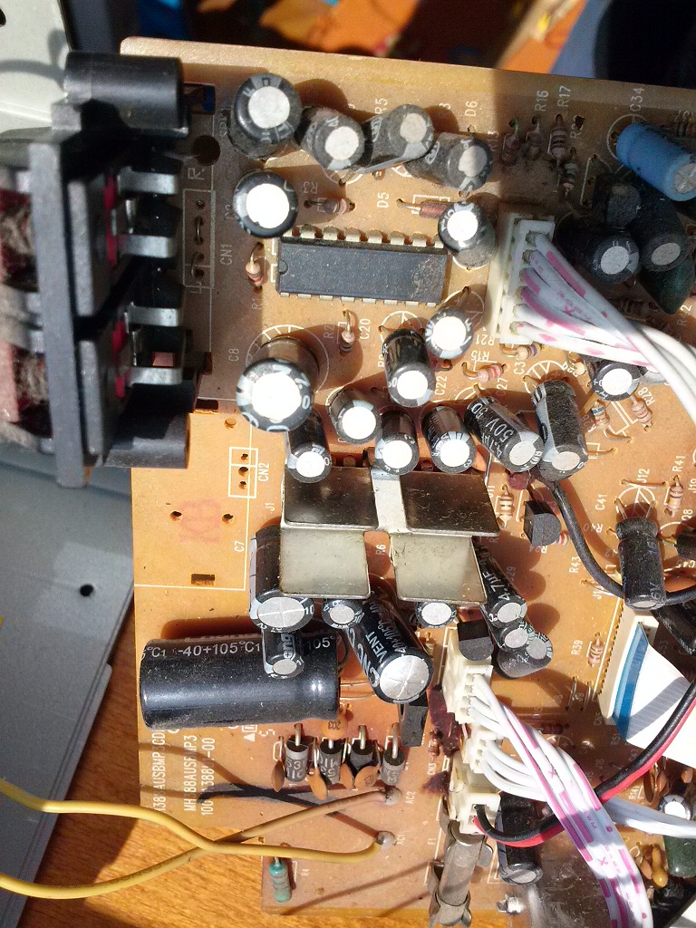 AEG M688 - Jeden głośnik głuchy, drugiego prawie nie słychać.