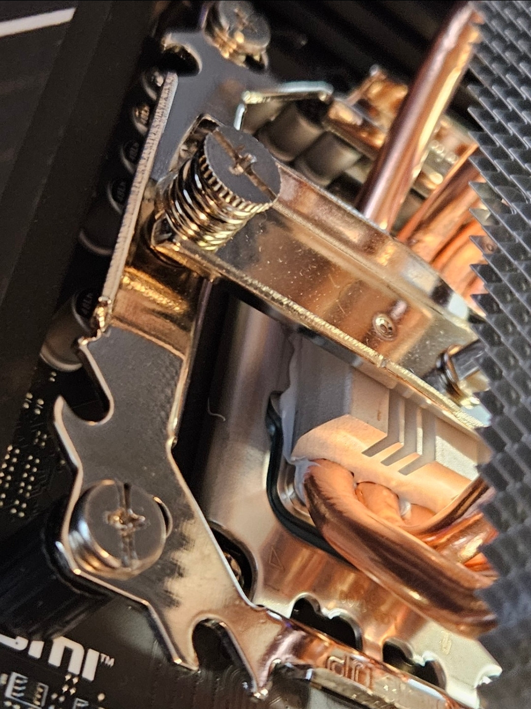 Nadmiar pasty termoprzewodzącej poza IHS CPU – czy usuwać i nakładać od ...