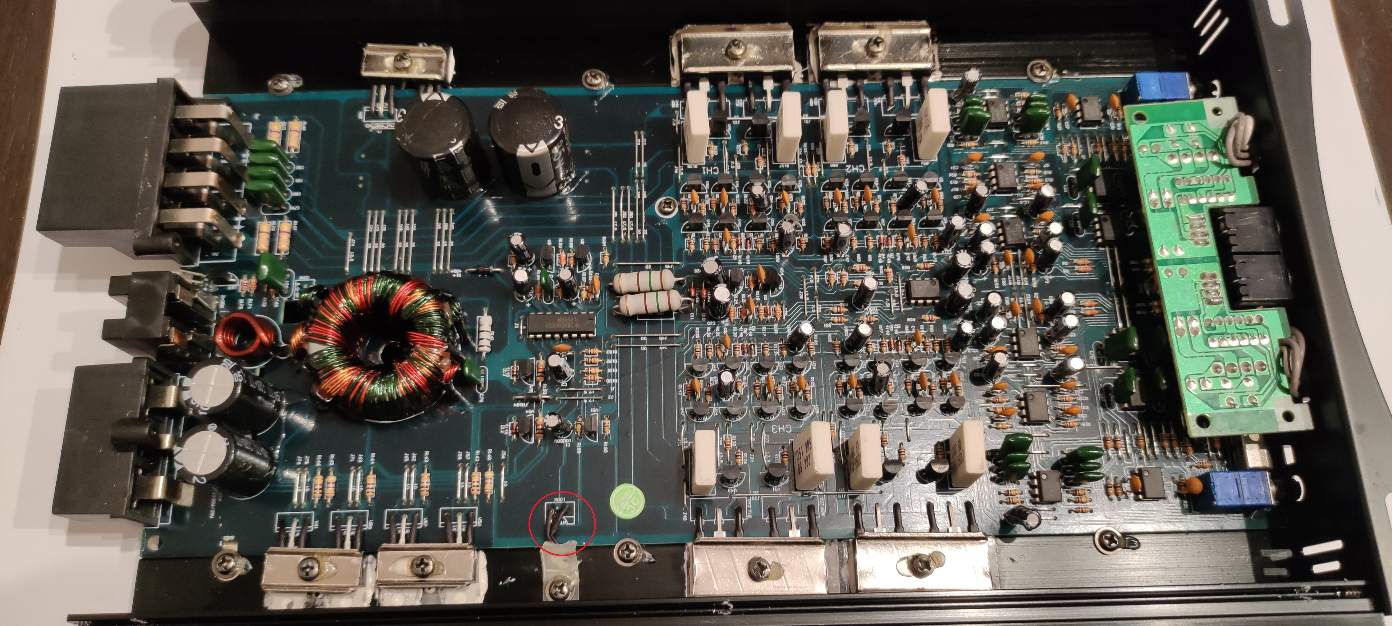 Wzmacniacz Caliber CA-450 - pali bezpieczniki, dziwny nalot na płycie głównej