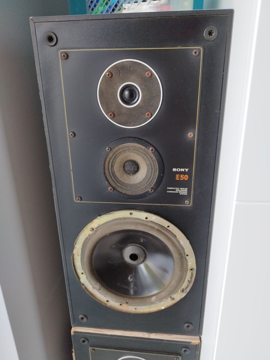 Co to za kolumny? Sony E50 - Problem w identyfikacji oraz mocy kolumn