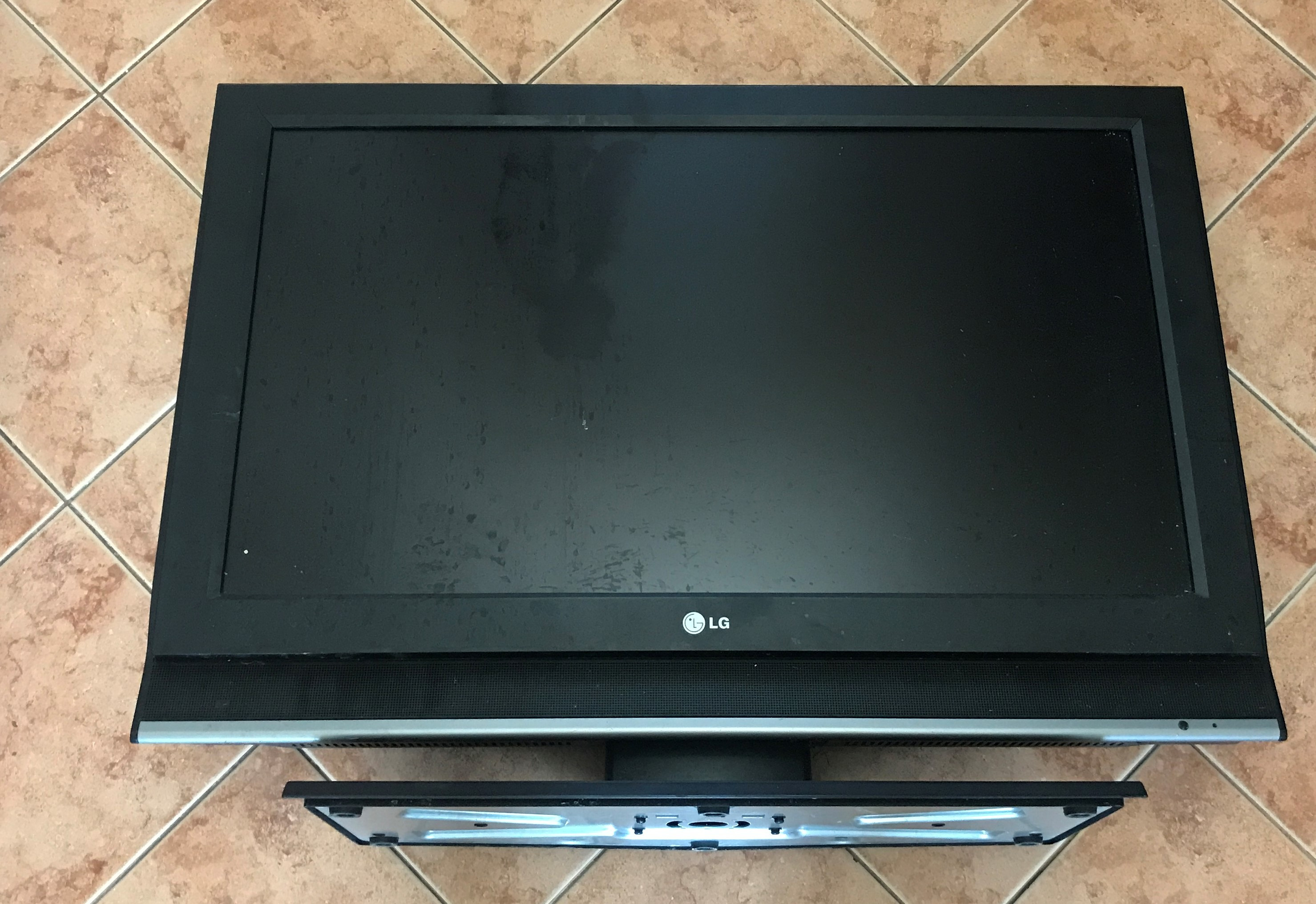 The inside of an old LG 32LC41 - what can be recovered from the inside ...