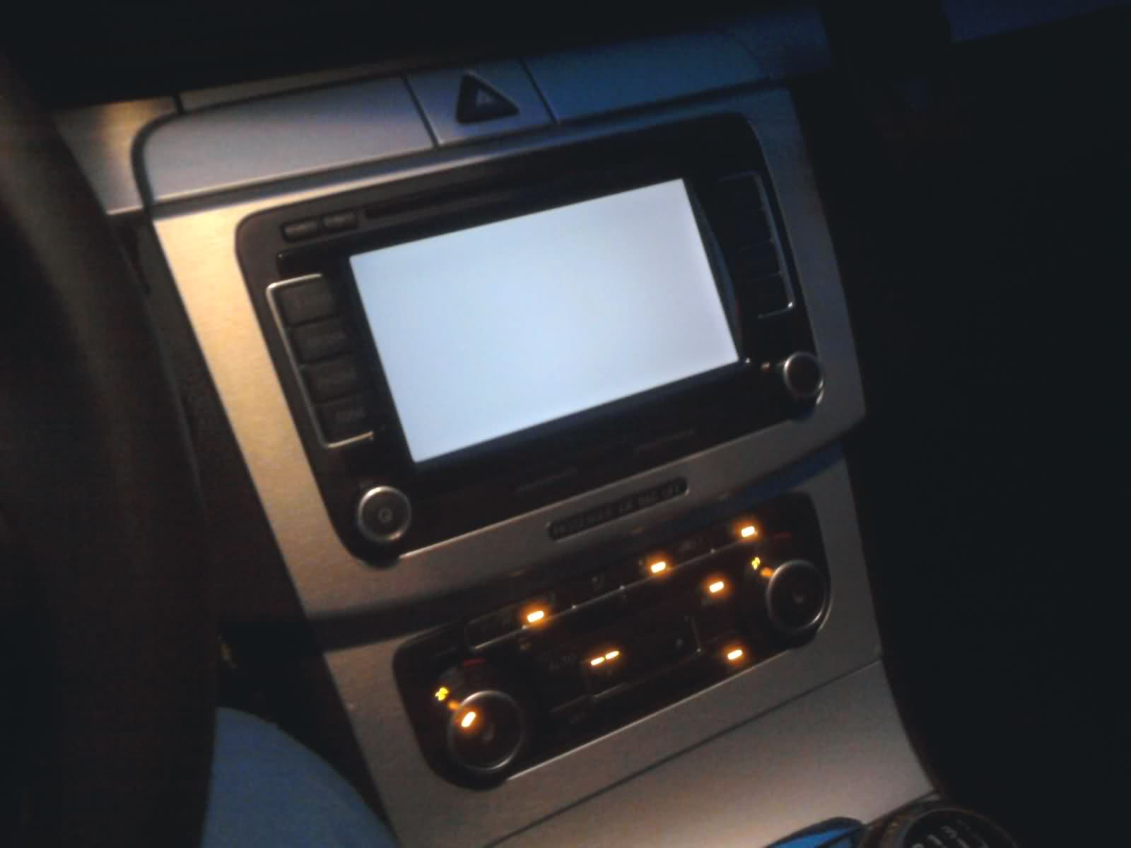 RNS 510 biały ekran w Passat B6 - radio działa, brak reakcji na dotyk