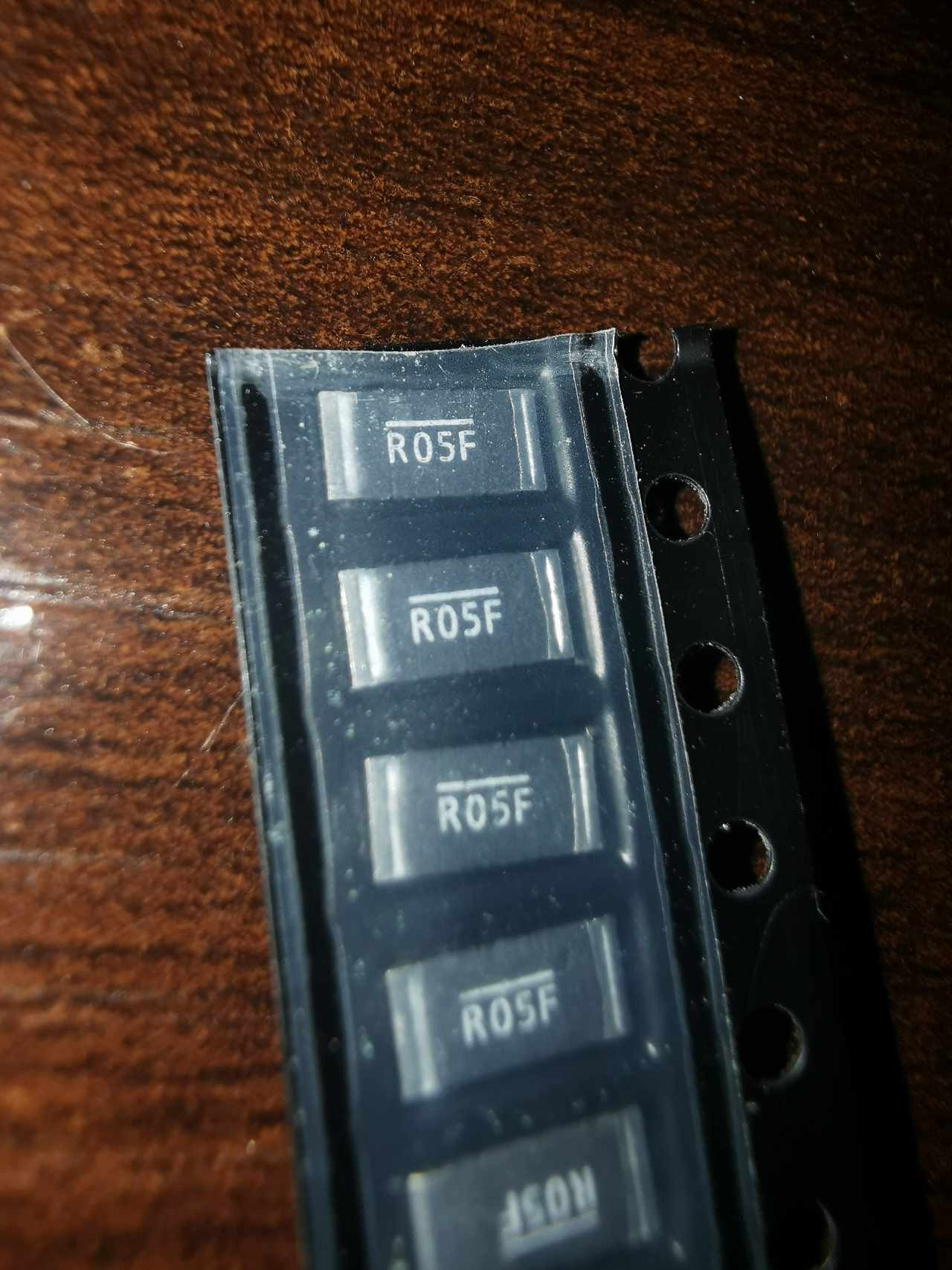 Czy rezystor R05F ma wartość 50mΩ i tolerancję 1%?