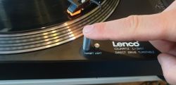 Lenco L-3807 Gramofon ma za wyskoie obroty. Schemat?