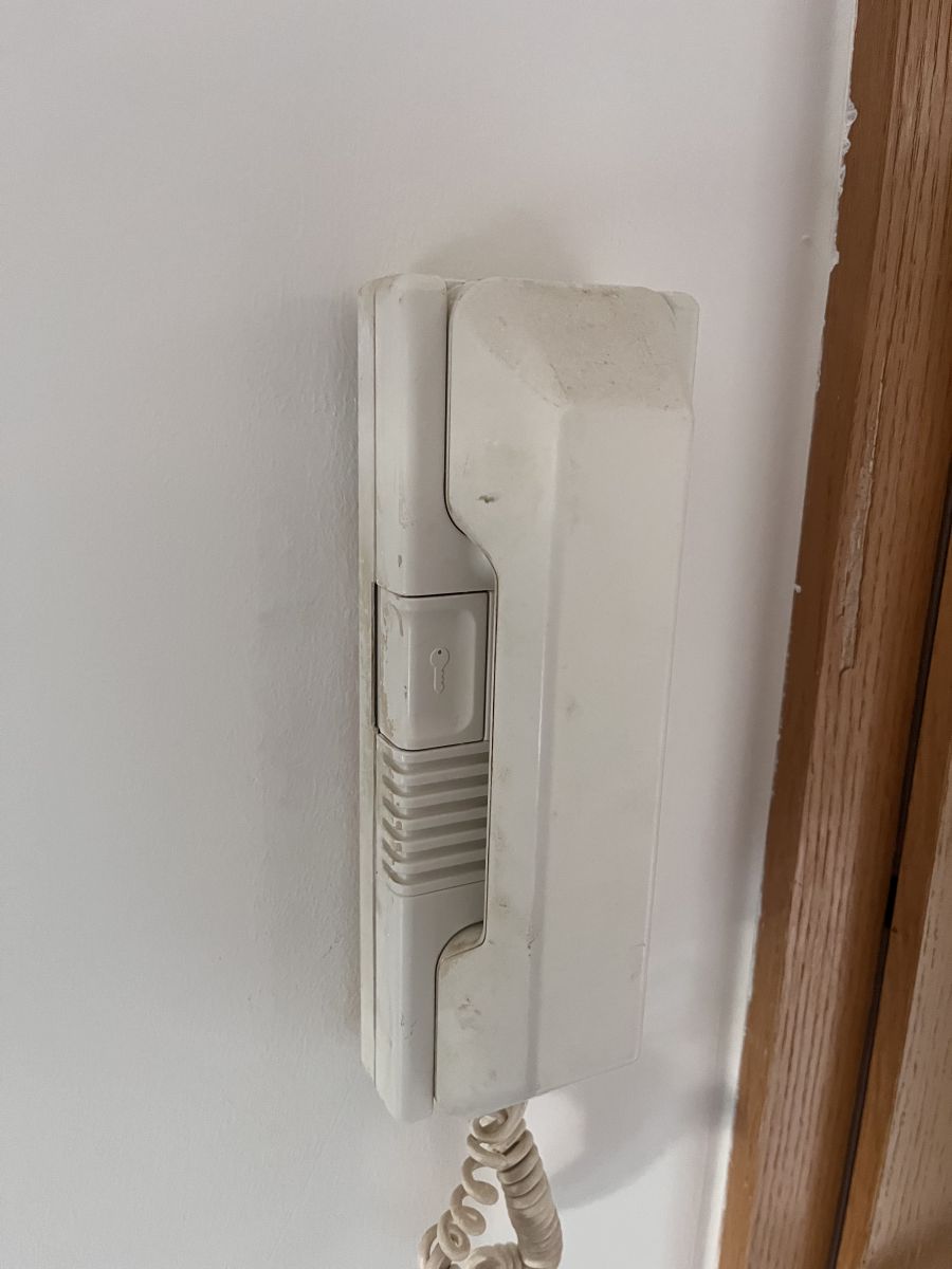 Jak podłączyć nowy domofon z 5 kablami, gdy stary ma 6? Instrukcja po ...