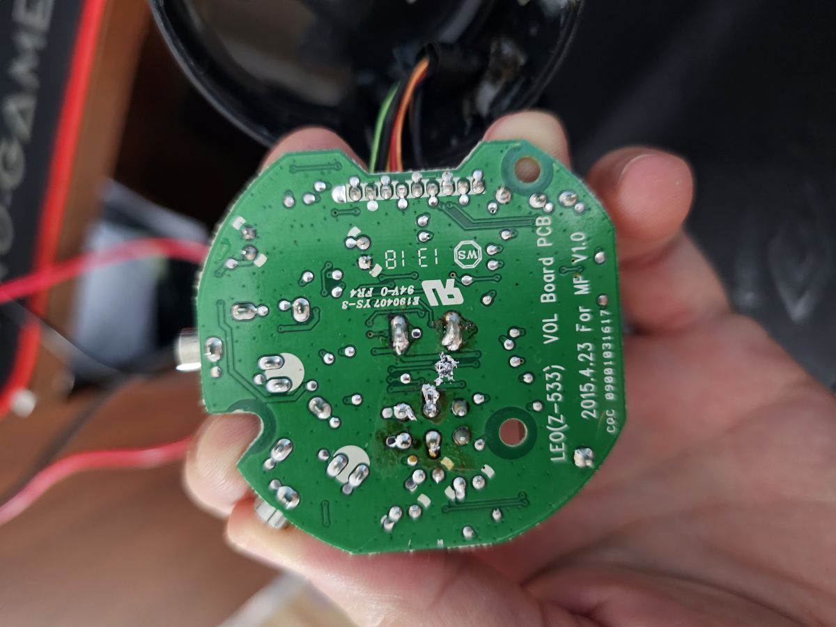 Jak naprawić potencjometr w głośnikach Logitech Z533?