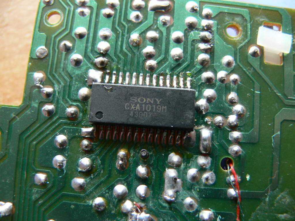 Jak znaleźć wyjście anteny i dostroić radio na Sony CXA1019m?