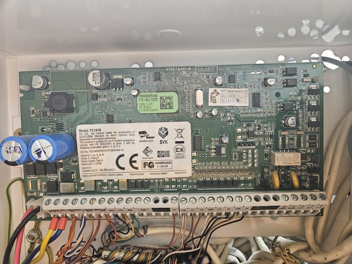 [Rozwiązano] Centrala DSC PC1616 – brak zasilania, nie działa