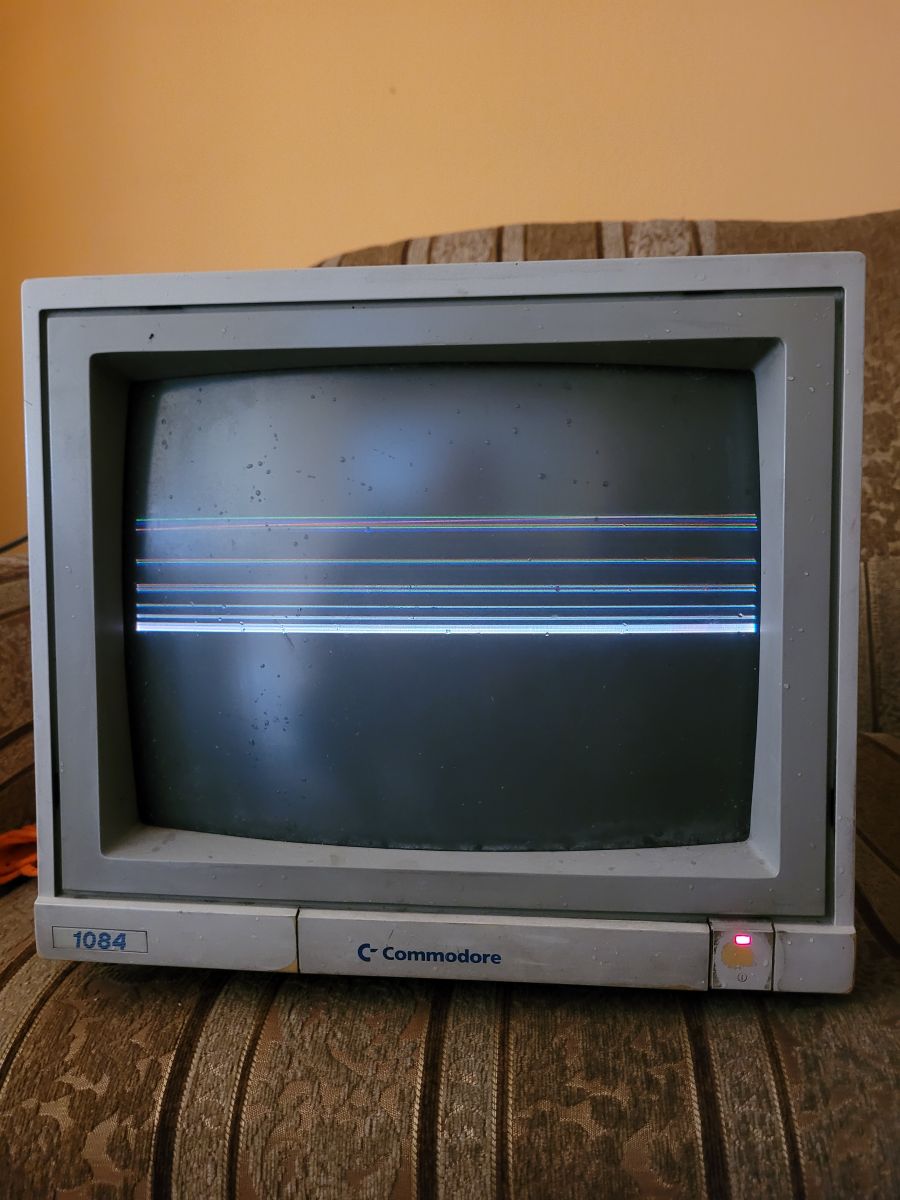 Commodore 1084 - Słychać dźwięk, ale są tylko linie, gdzie naprawić ...