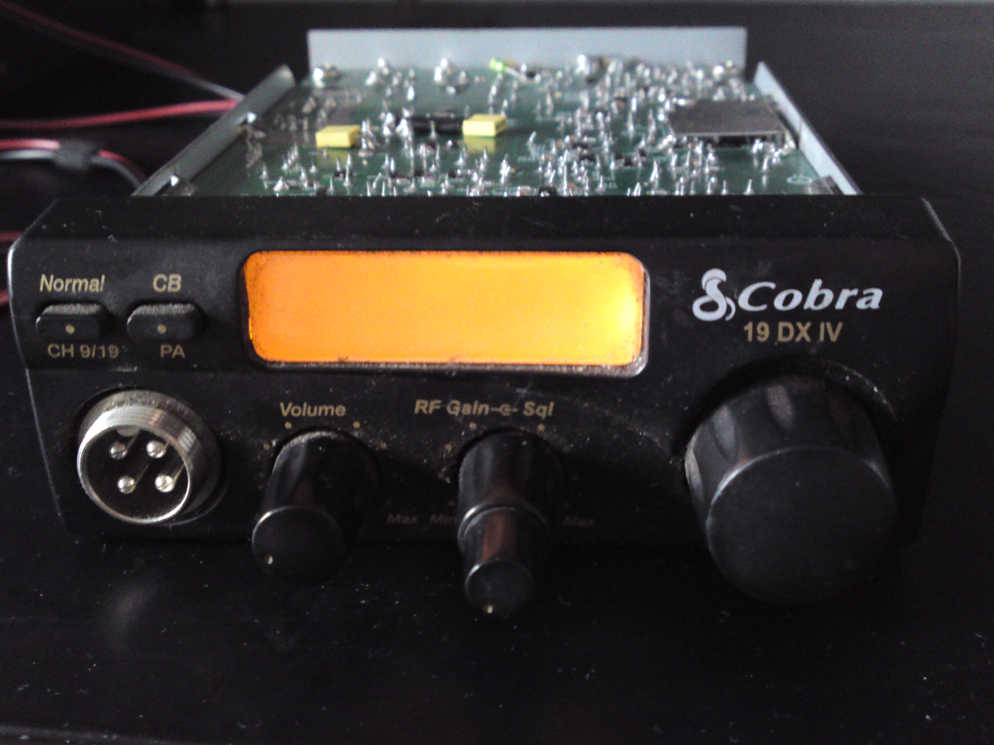 Cobra 19 DX 4 - wyświetlacz świeci, ale nie wyświetla informacji po ...