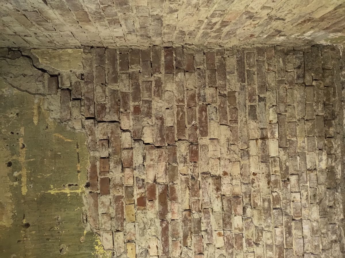 Remont starego domu 100 lat, podpiwniczenie, naprawa ścian, posadzka ...