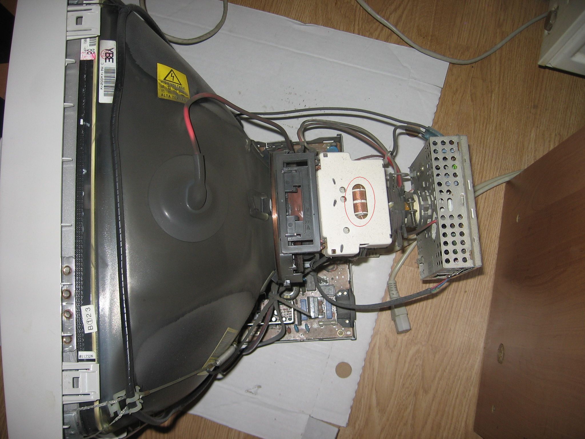 Samtron 75E - pisk wysokiej częstotliwości po dłuższej pracy monitora CRT