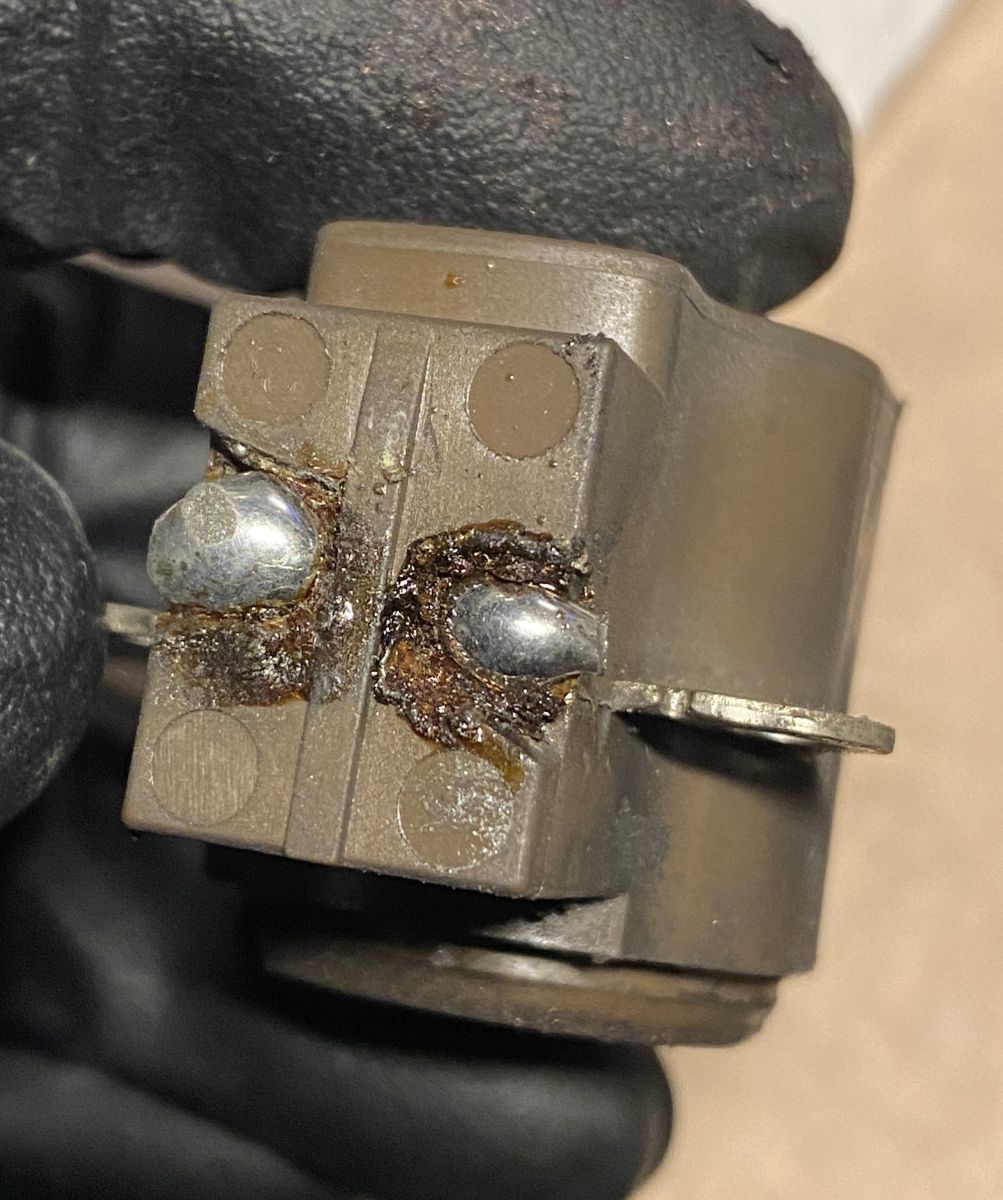 Toyota Avensis T27 jakie napięcie ładowania alternatora