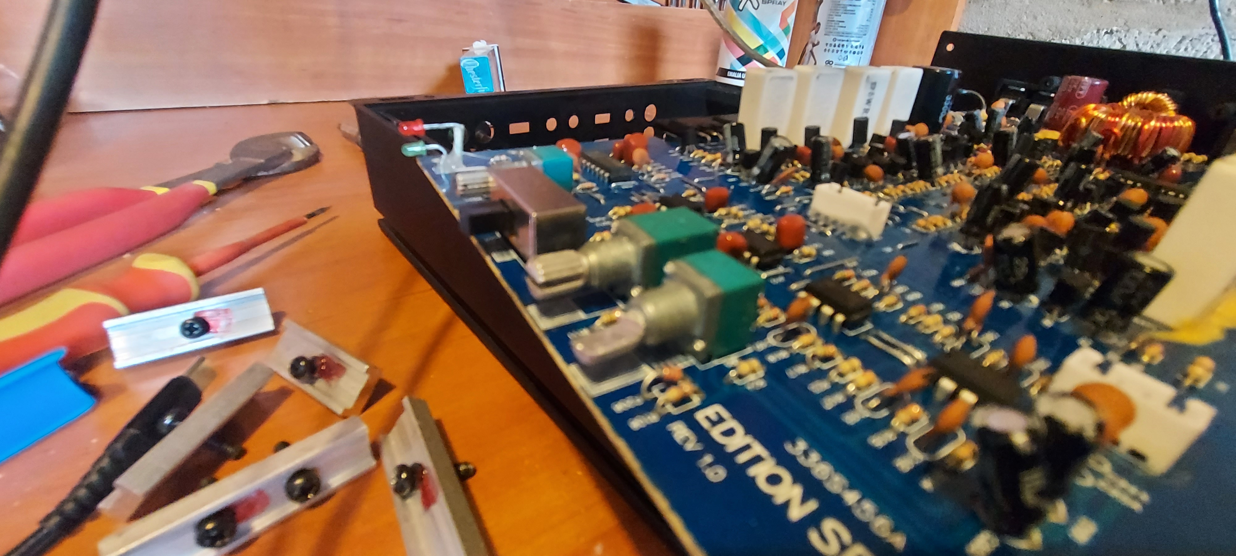 Niewzmacnianie i zniekształcenie dźwięku w samochodowym wzmacniaczu ...