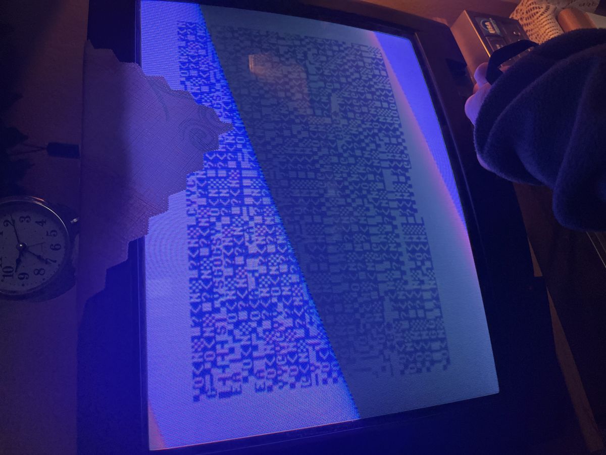 Commodore 64 - losowe znaki na ekranie po włączeniu, co może być przyczyną?