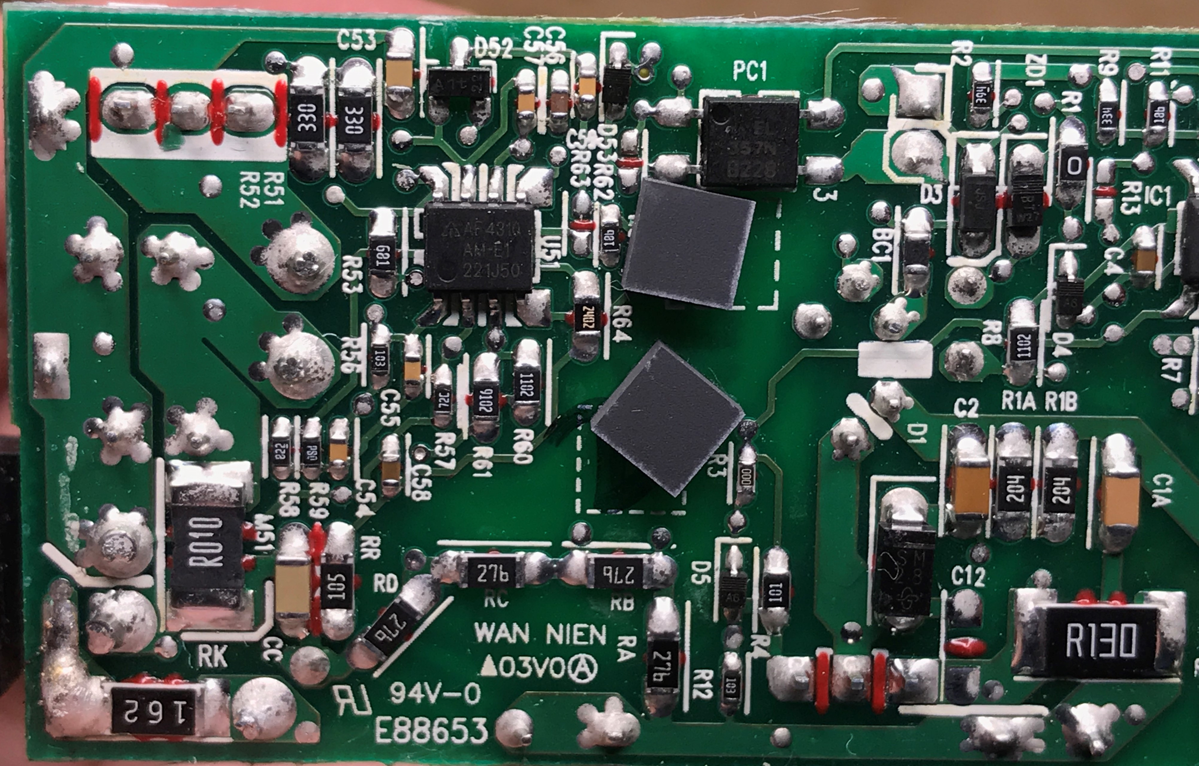 Wnętrze - 10 różnych zasilaczy do laptopów od różnych producentów