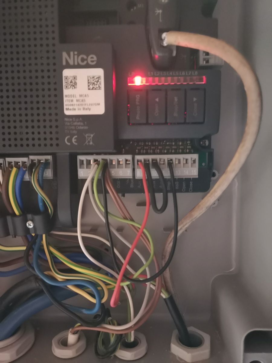 Dlaczego przy otwieraniu/zamykaniu bramy (Nice MC800), fotokomórka nie reaguje?