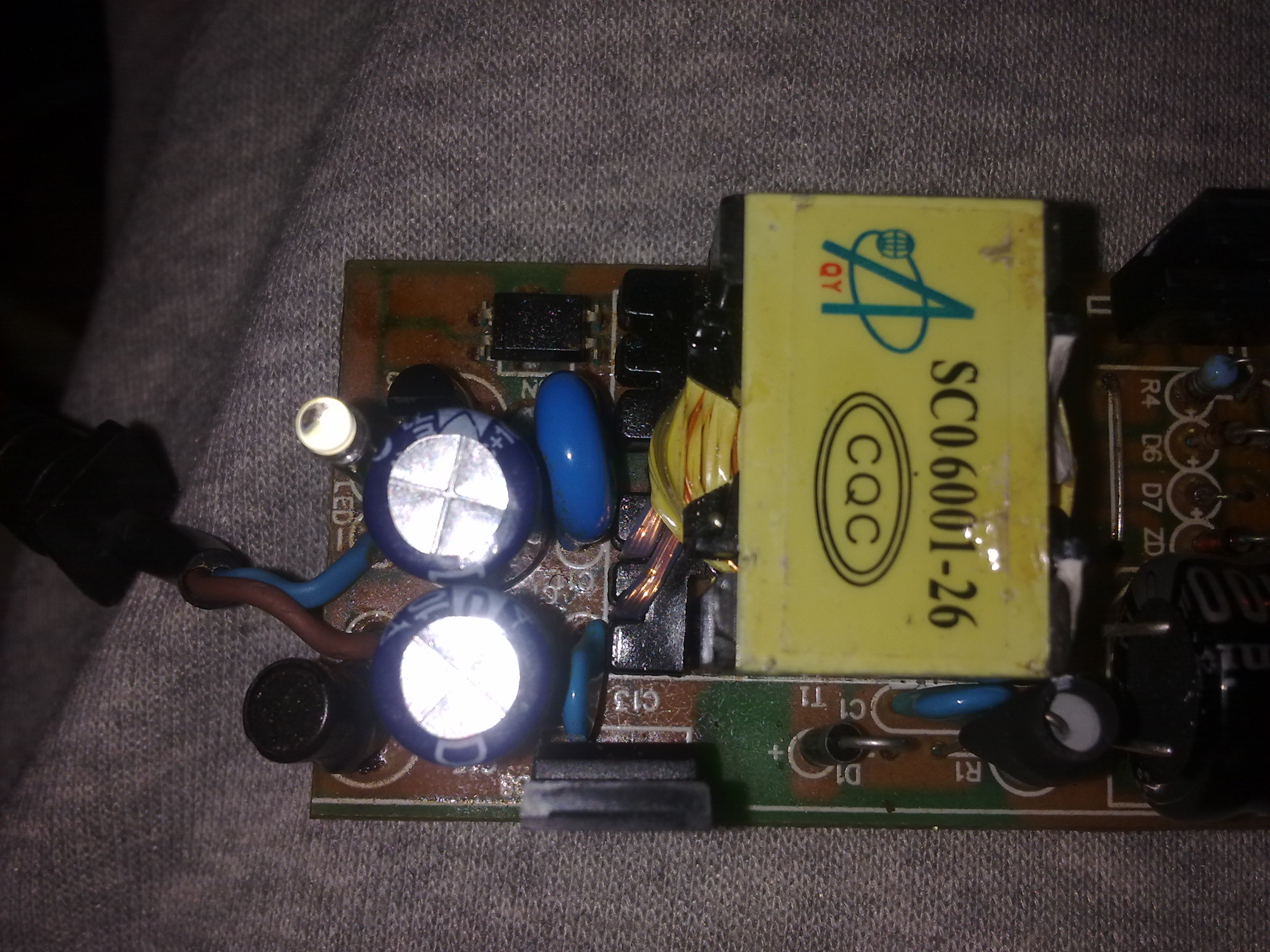 Jak obniżyć napięcie zasilacza laptopowego na FAN7554 o 1V?