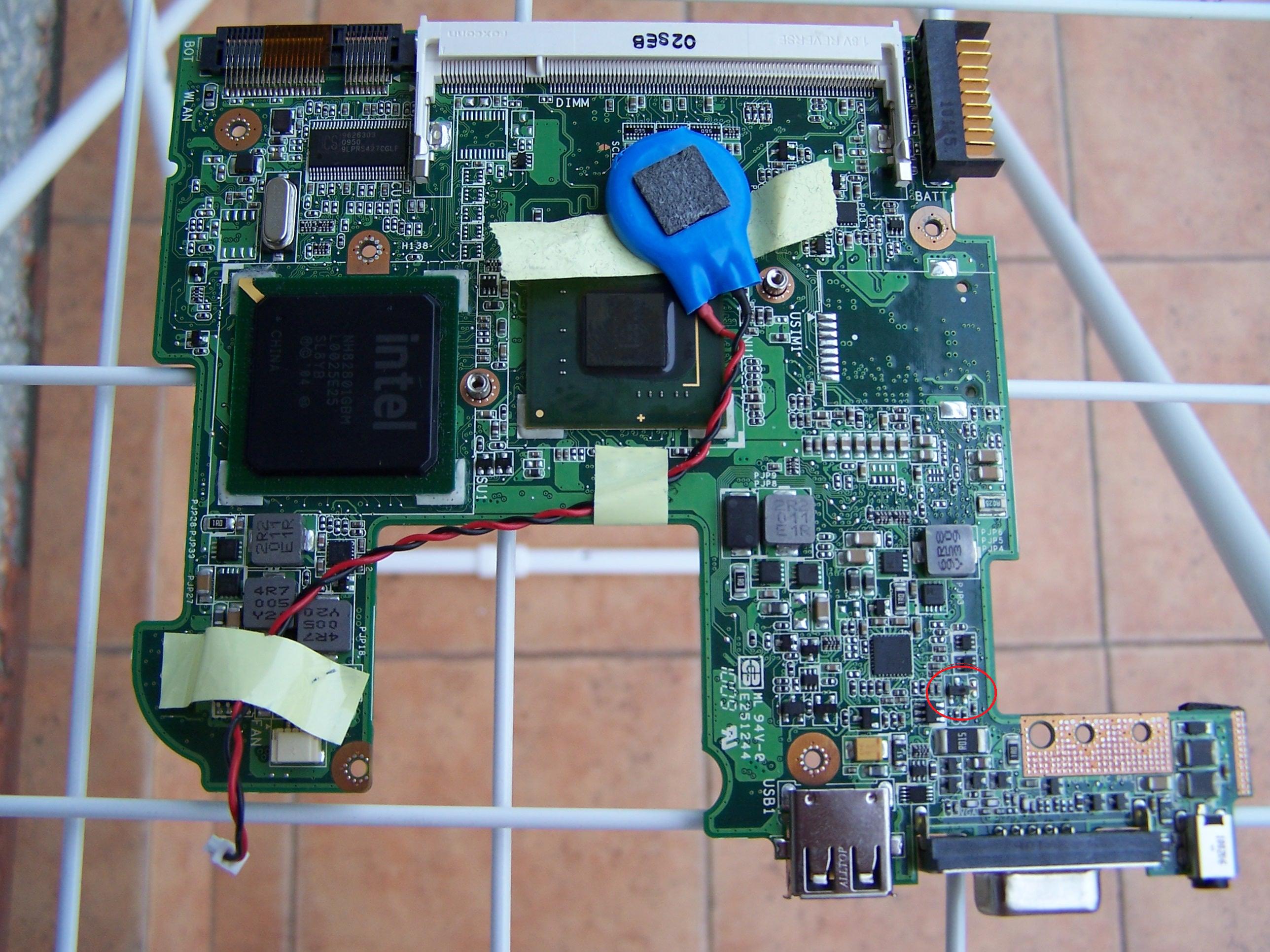 Identyfikacja spalonego układu w Asus Eee PC 1001HA po zamianie biegunów