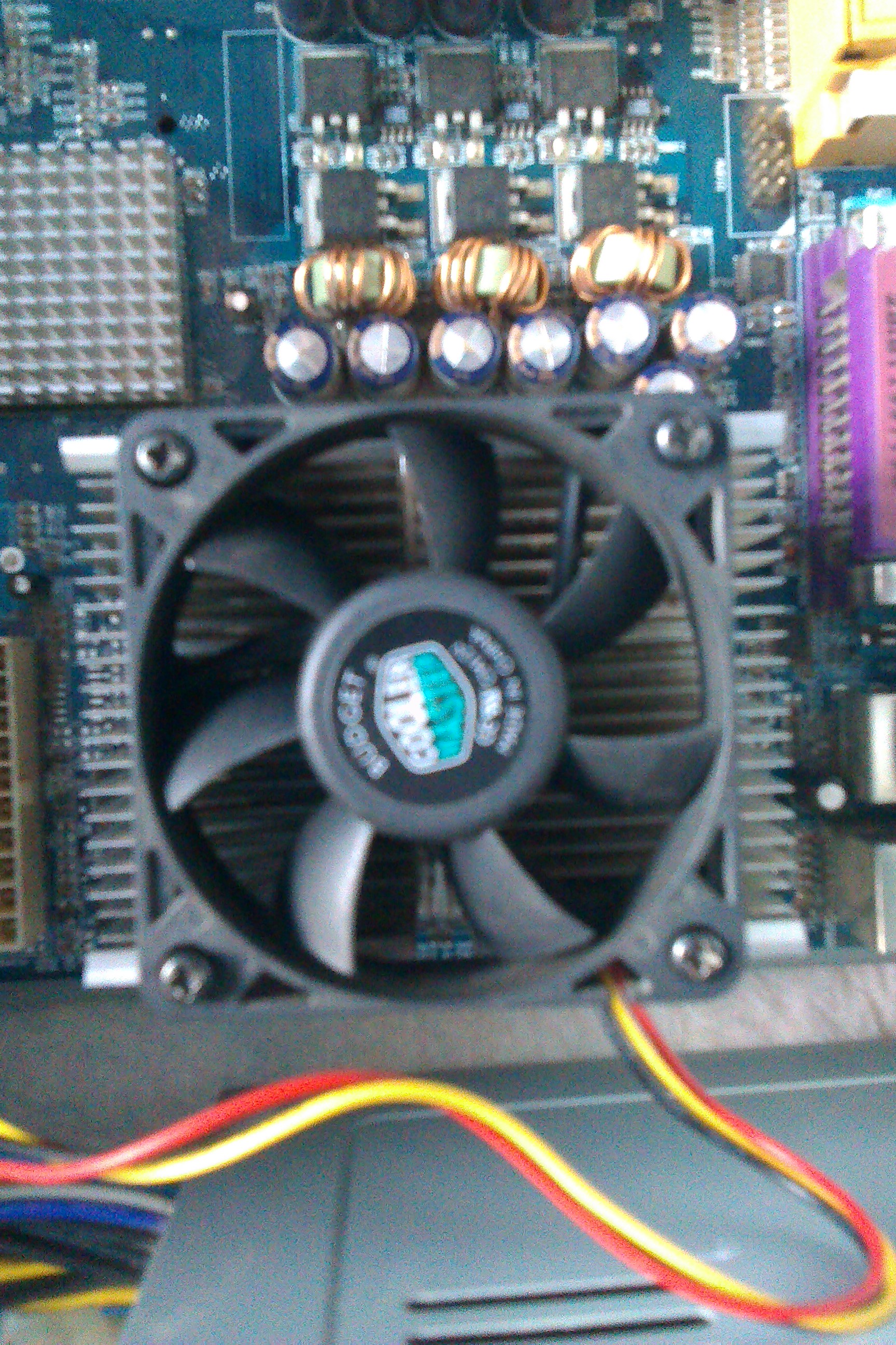 Jak bezpiecznie zdjąć radiator z procesora do czyszczenia i nałożenia ...
