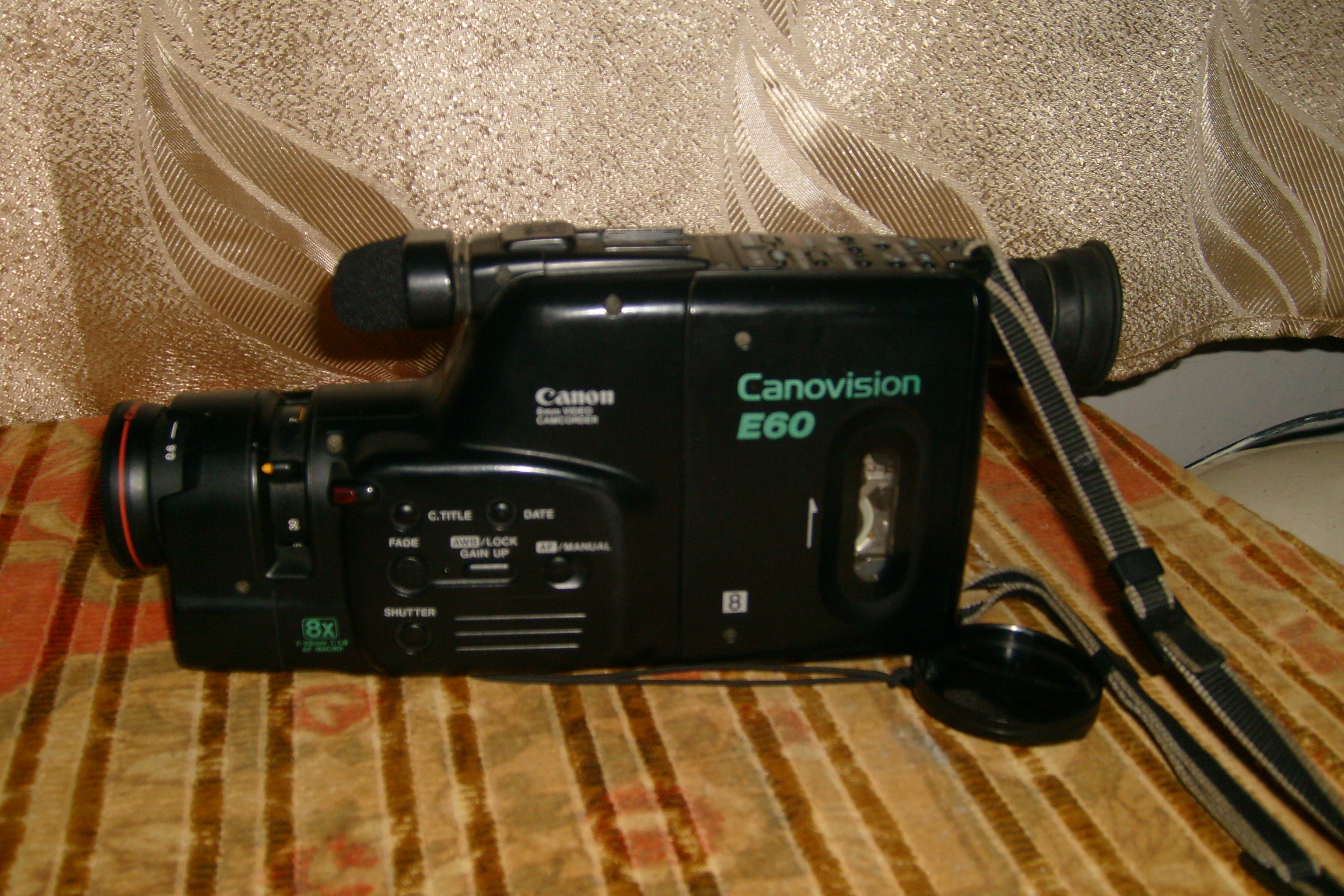 Canon E60 - szare tło i biały pasek w wizjerze, brak reakcji przycisków