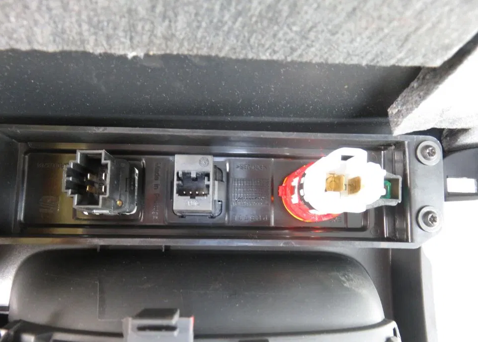 [Rozwiązano] EXEO gniazdo Aux, schowek, zapalniczka 3R0863284 - jak ...