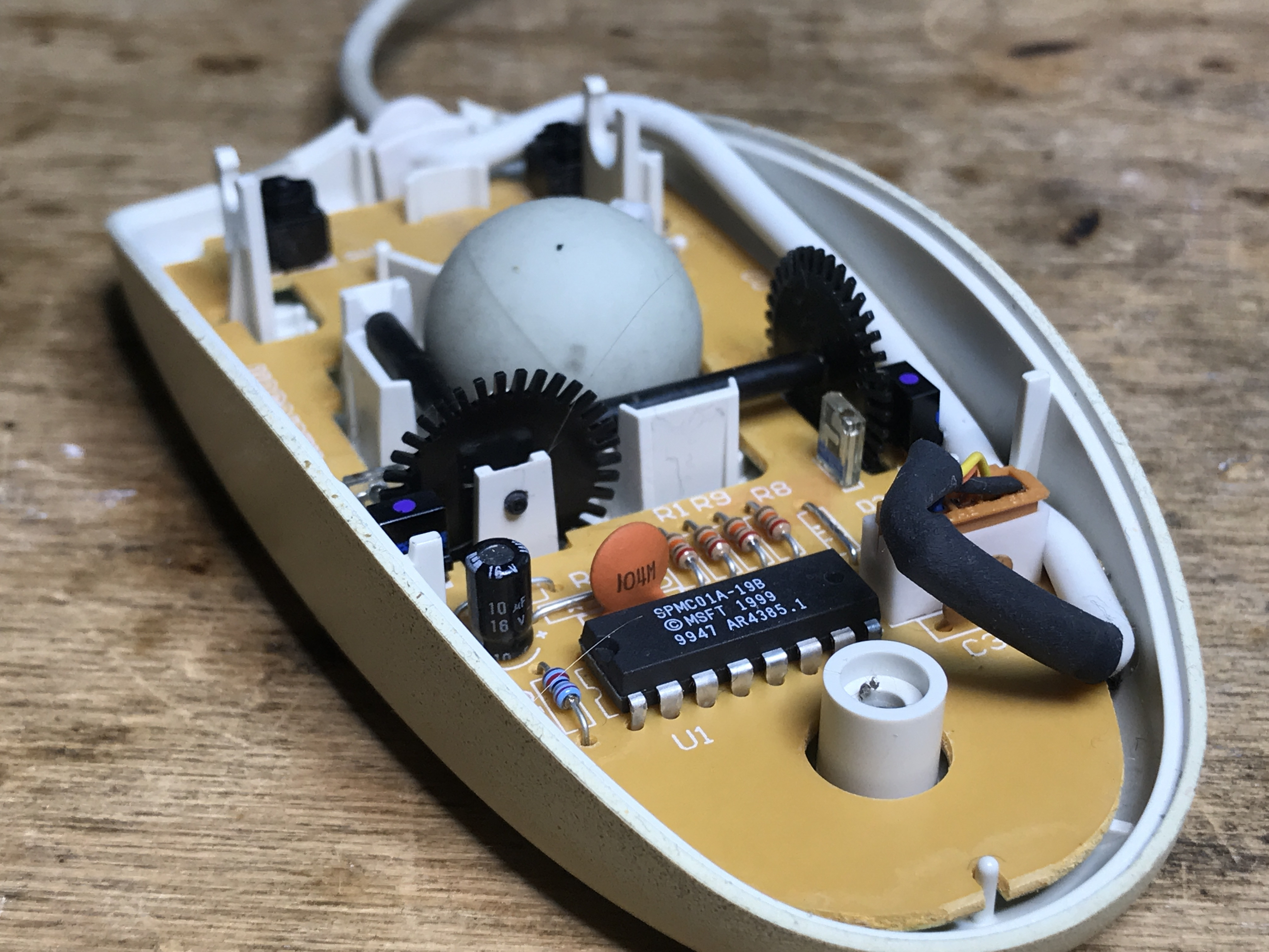 Mouse museum - gallery - inside an old PS/2 ball mouse, how does it work?