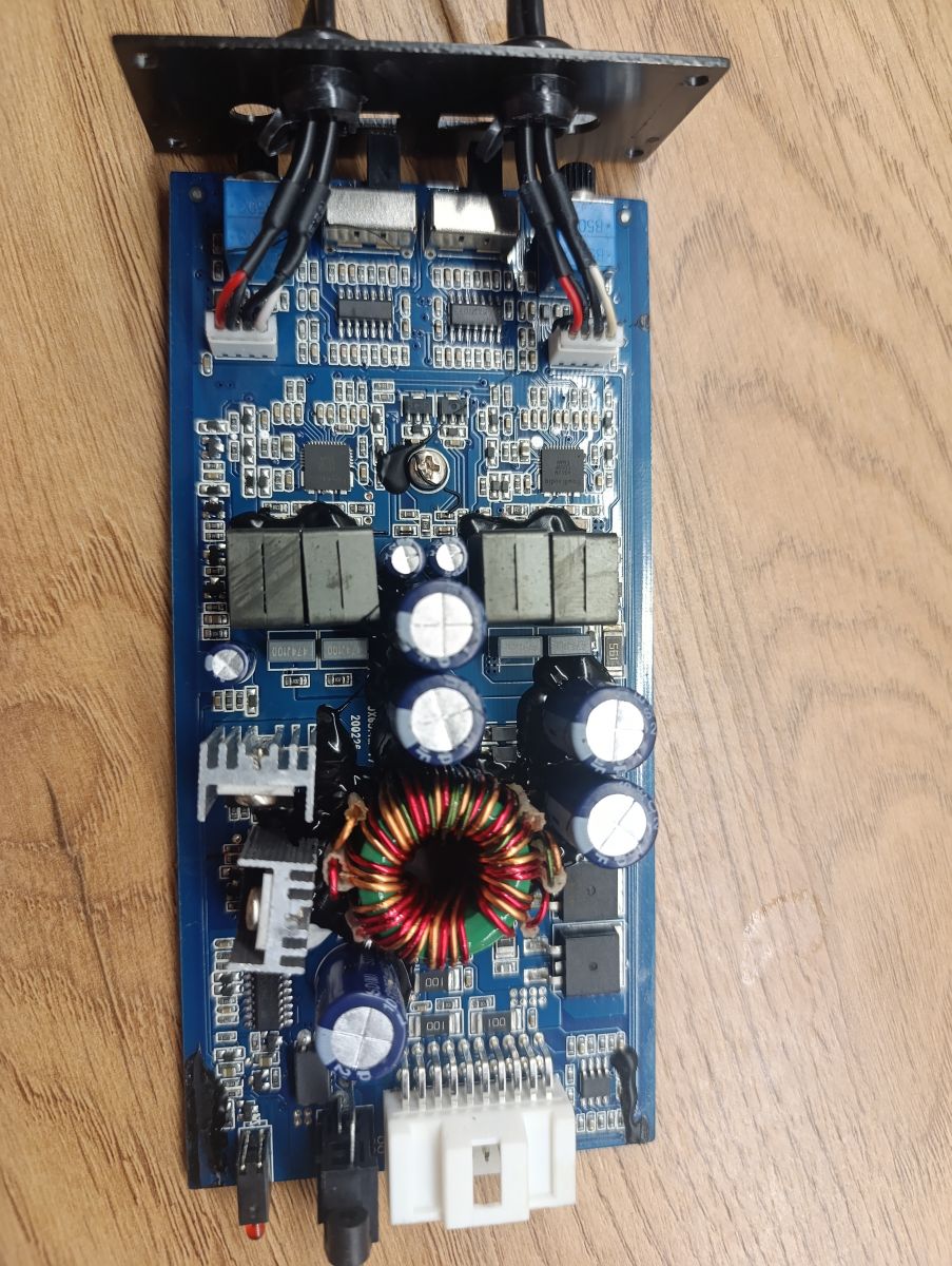 Naprawa wzmacniacza audio Vibe 65.4 - brak schematów, głośniki nie działają