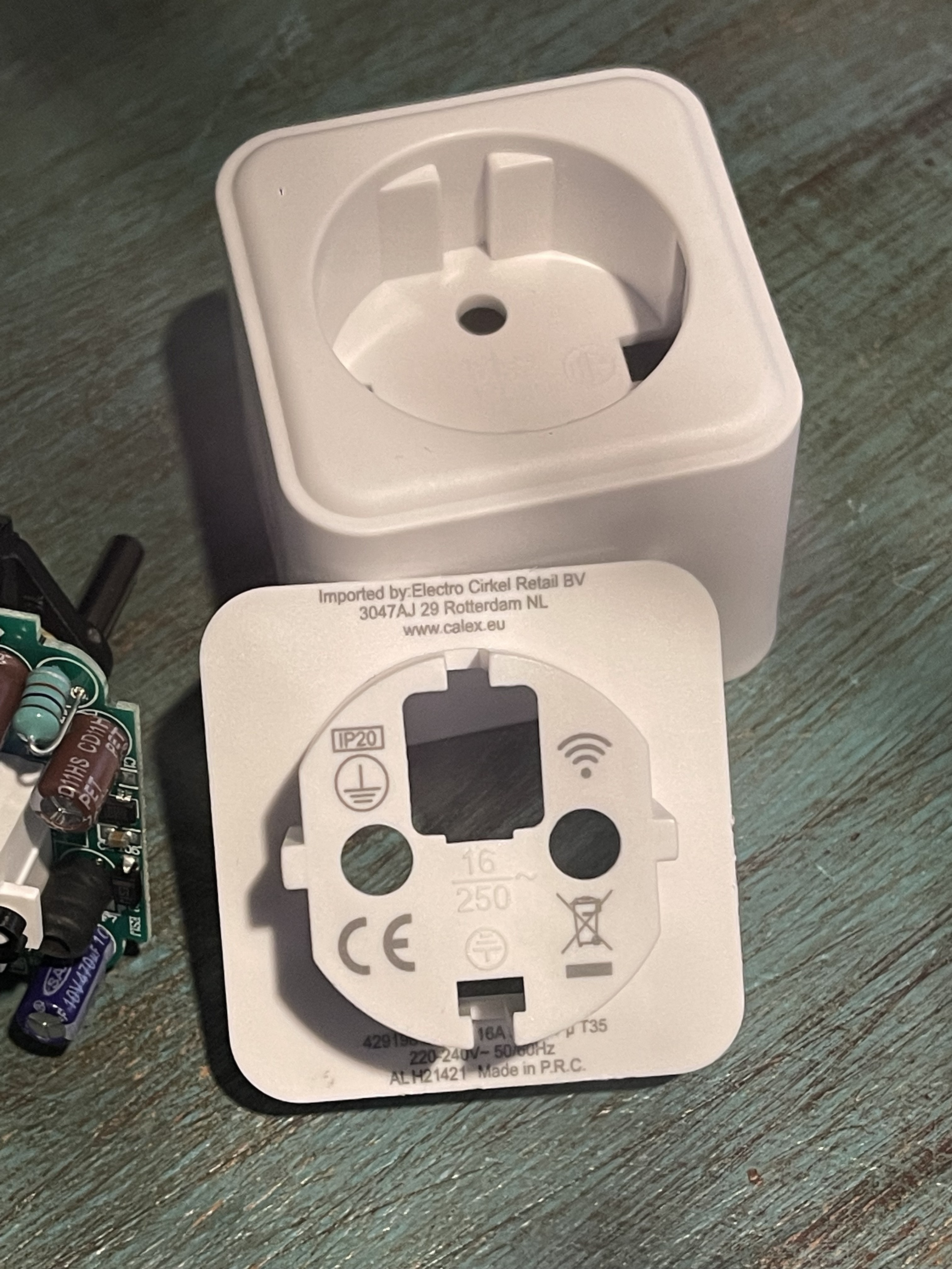 Disassembling CALEX Smart Powerplug EU Plus 16A: Insights into CB2S WiFi & Bluetooth Module