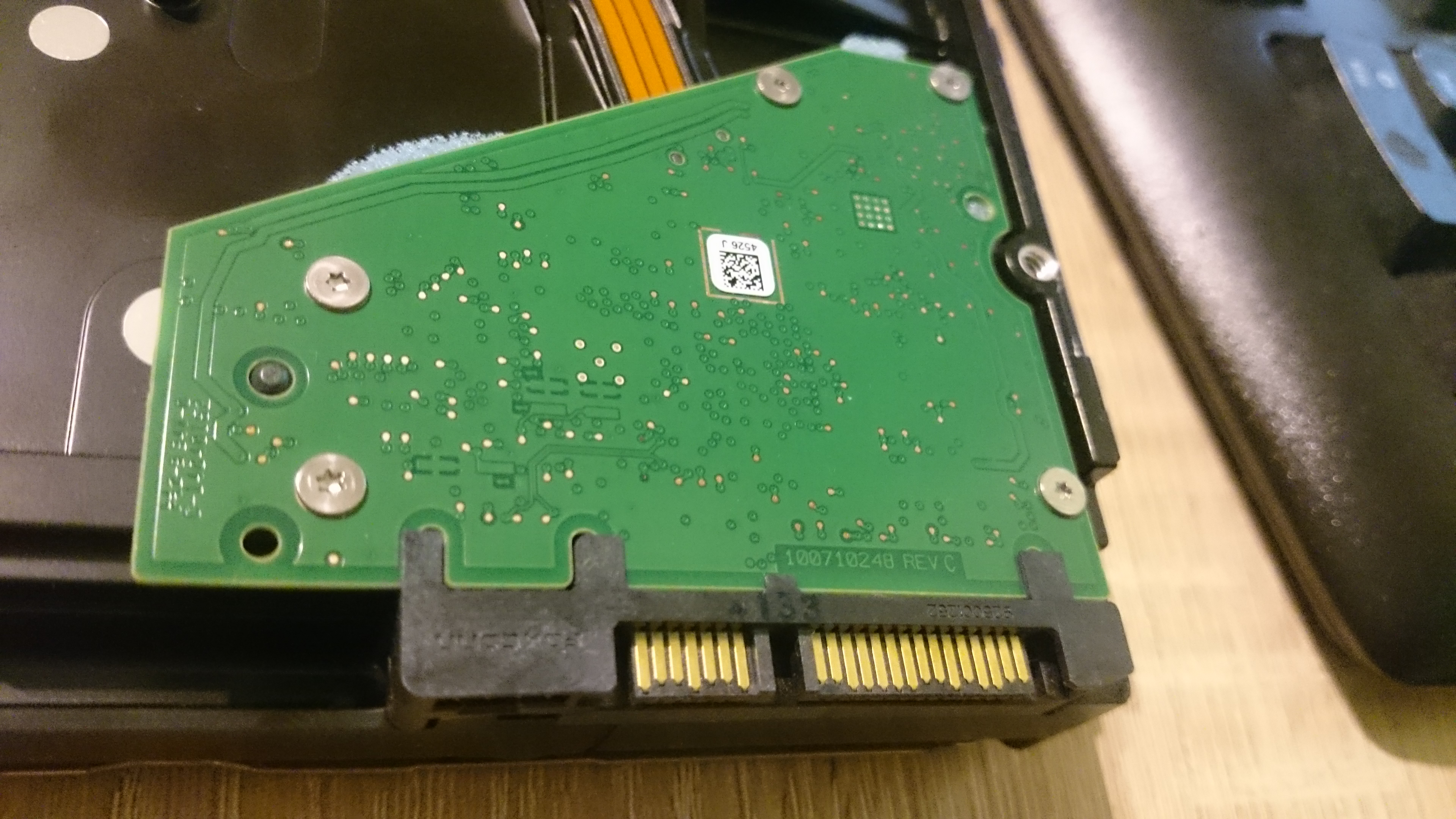 Dlaczego BIOS nie widzi dysku HDD 4TB? Problem po spaleniu się kabla.