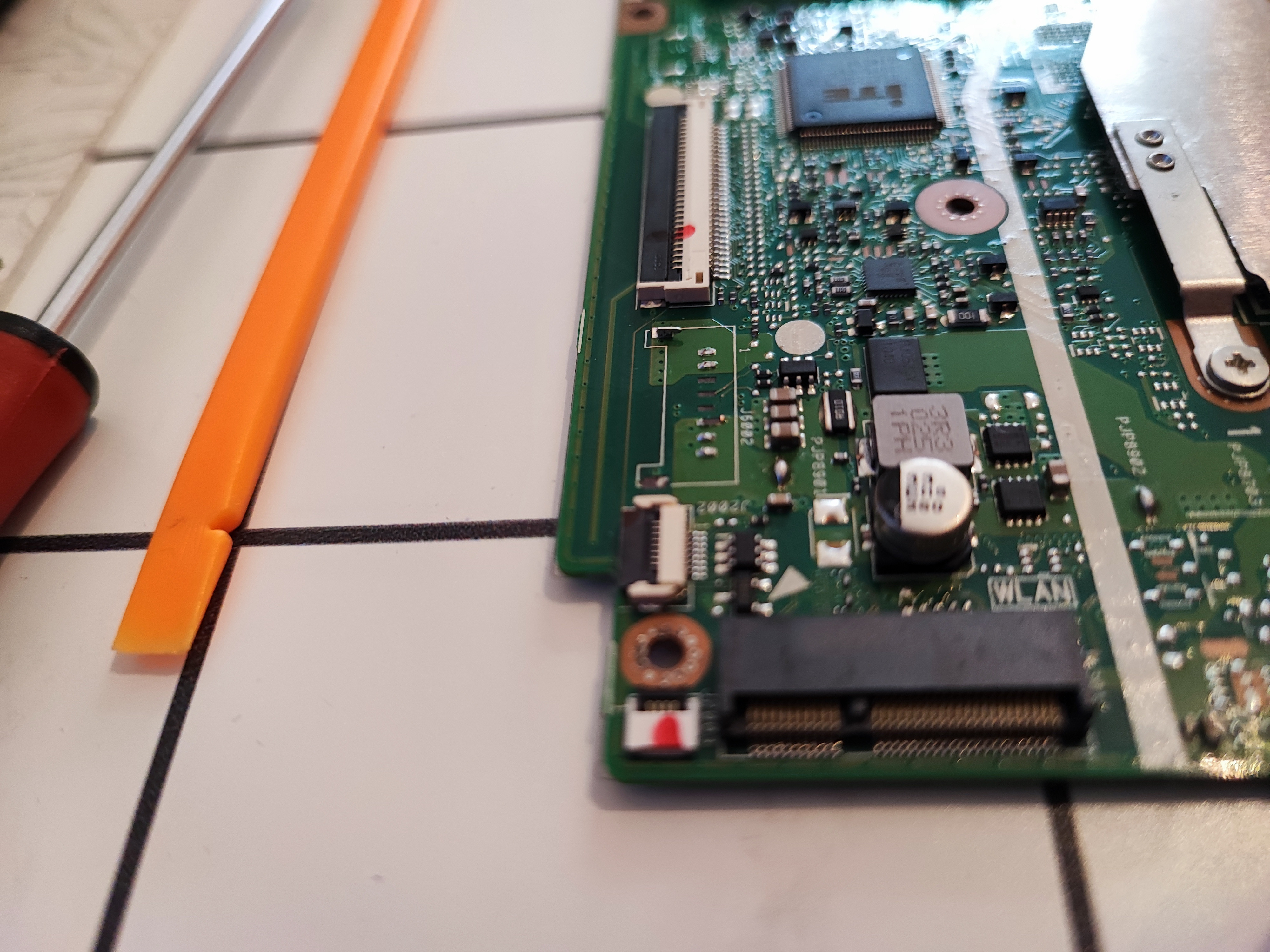 Naprawa wyrwanego portu baterii na płycie głównej Asus Vivobook 15 ...