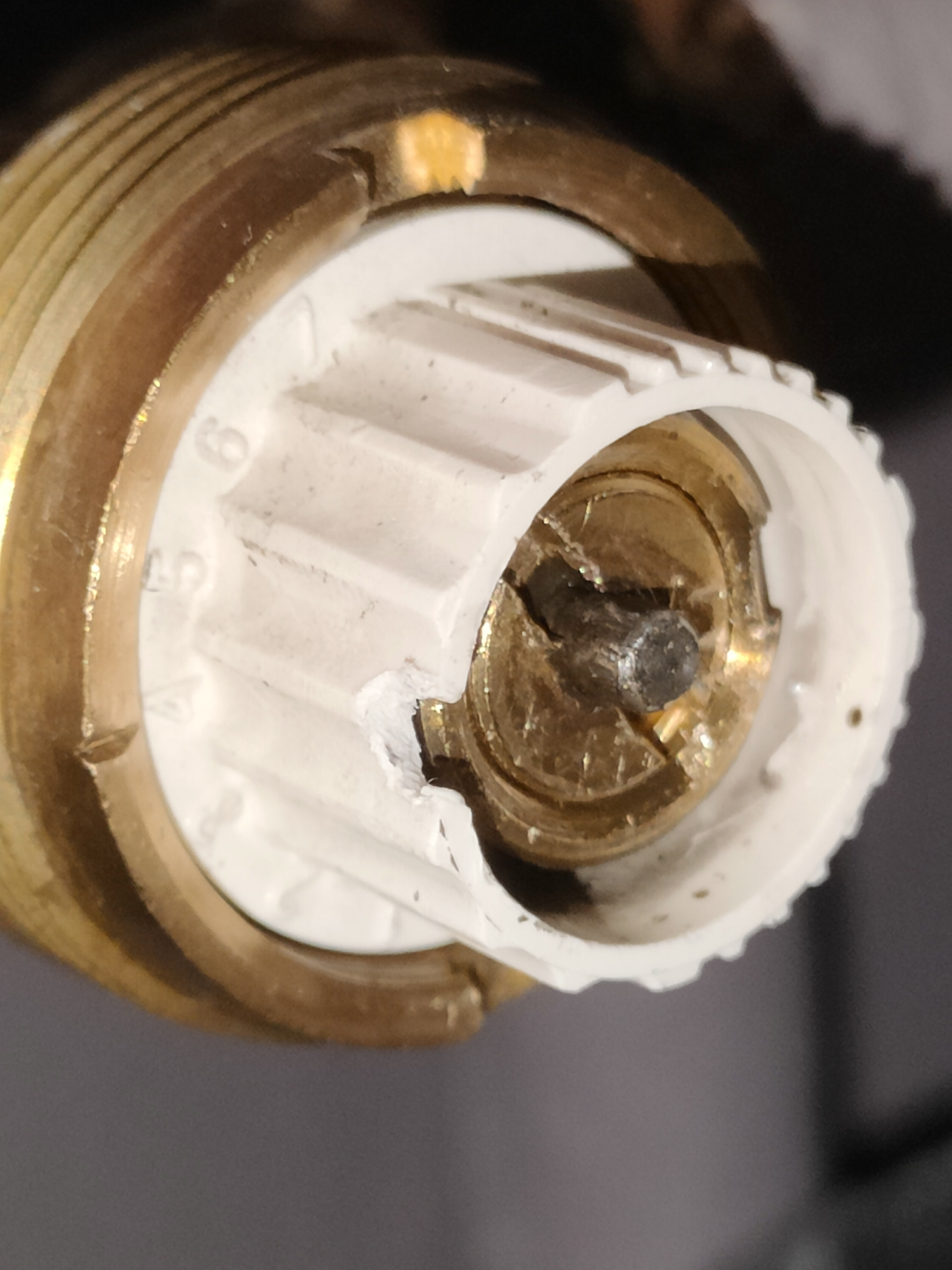 Zawór termostatyczny - iglica wbita, grzejnik zimny