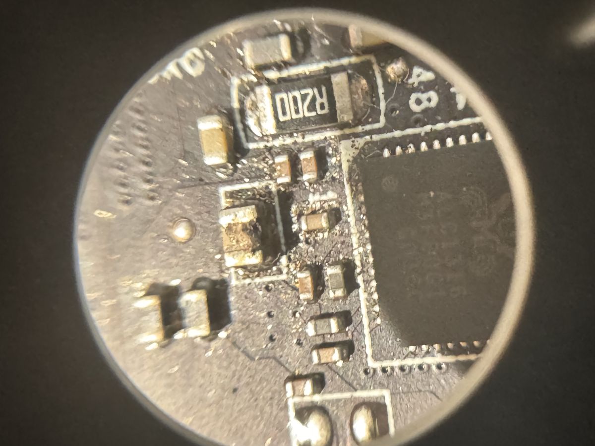 Dotknięcie termopadem elementu płyty głównej podczas montażu dysku m2