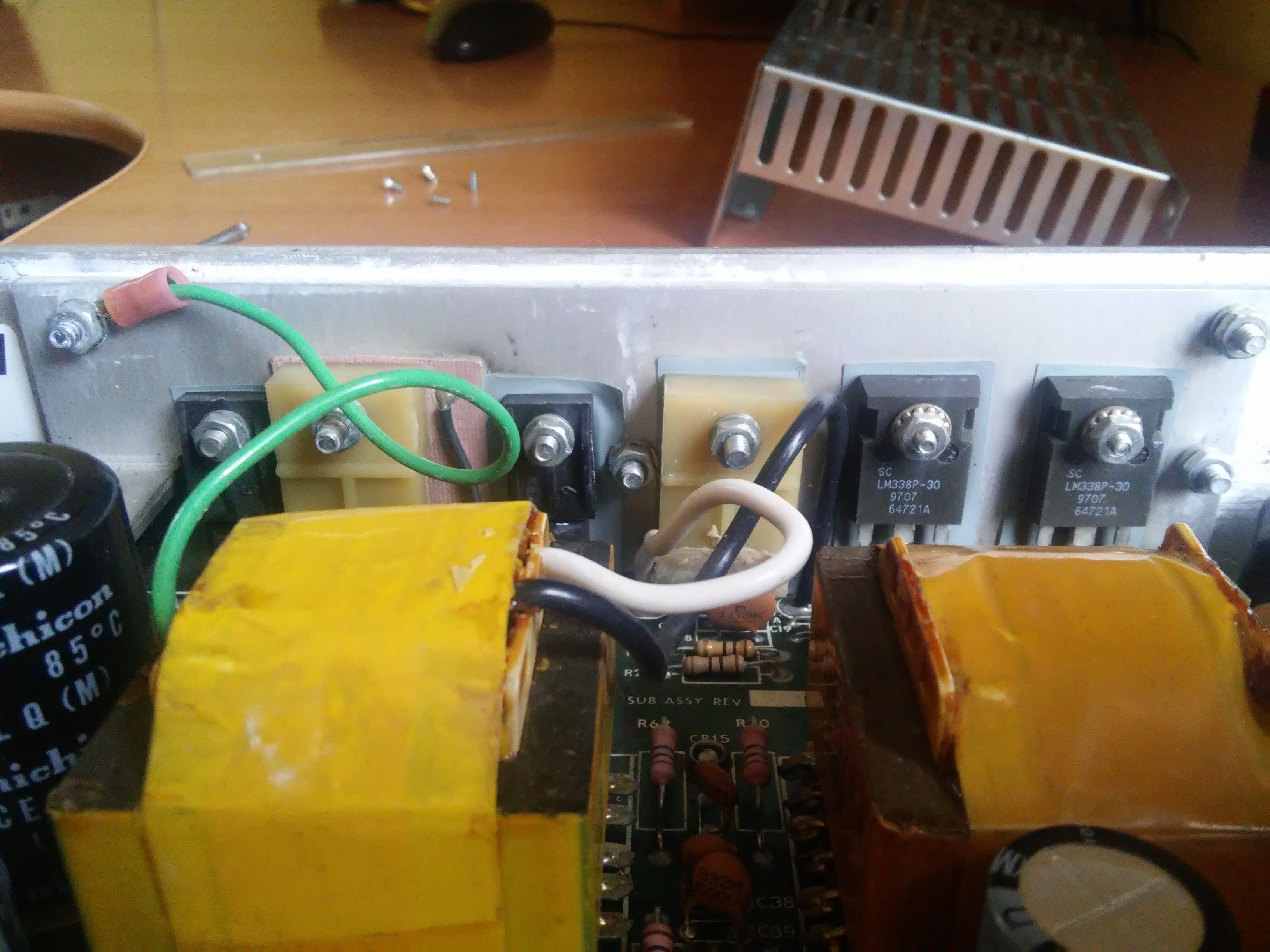 Specyfikacja mocy i prądów wyjściowych zasilacza SSI STM200-1024-4