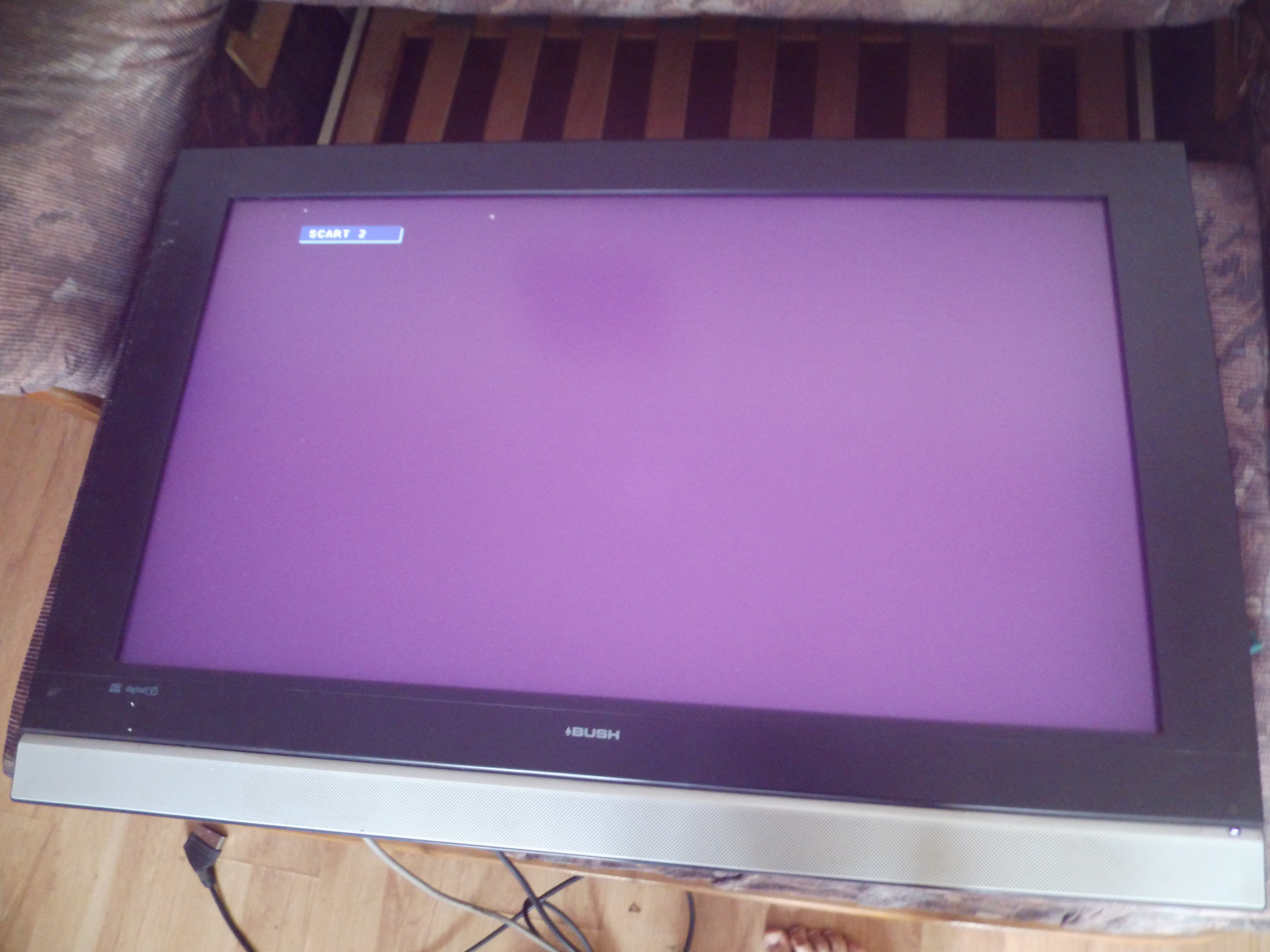 Telewizor BUSH LcD i dziwny objaw regularnych pionowych kresek