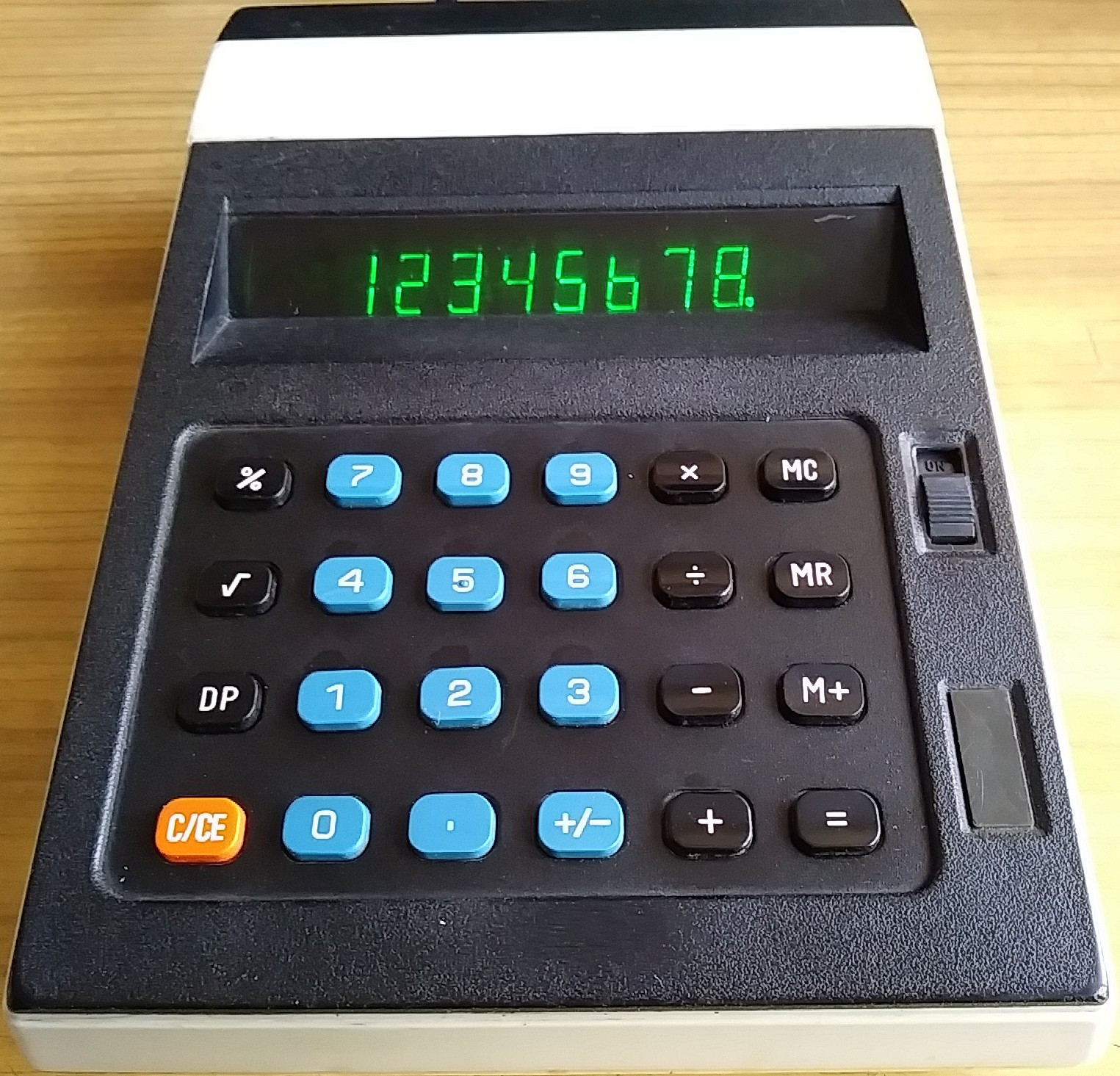 Kalkulator elektroniczny Elwro 144 od środka - elektroda.pl