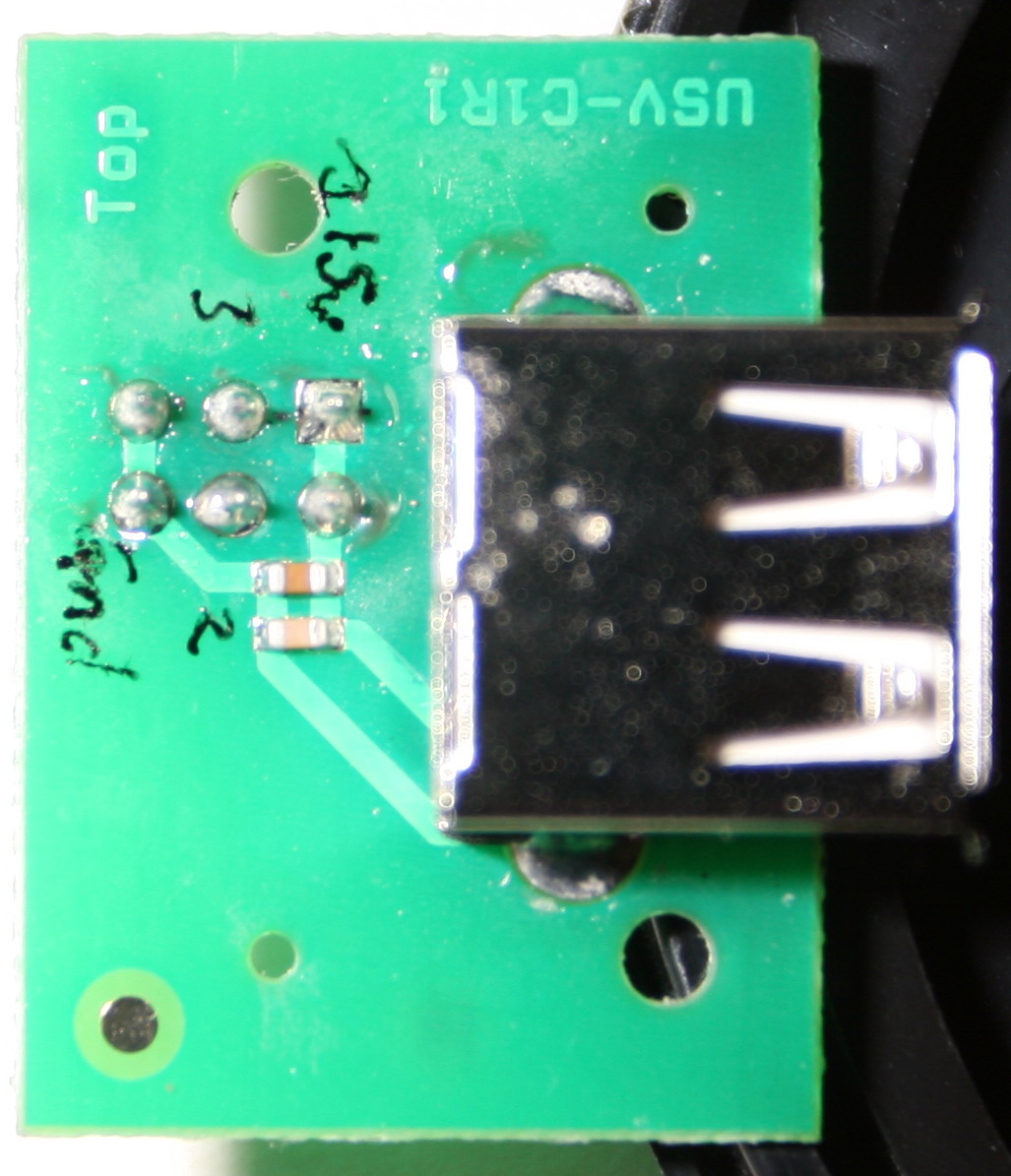 Jakie elementy są między +5V a GND w gnieździe USB odtwarzacza mp3?