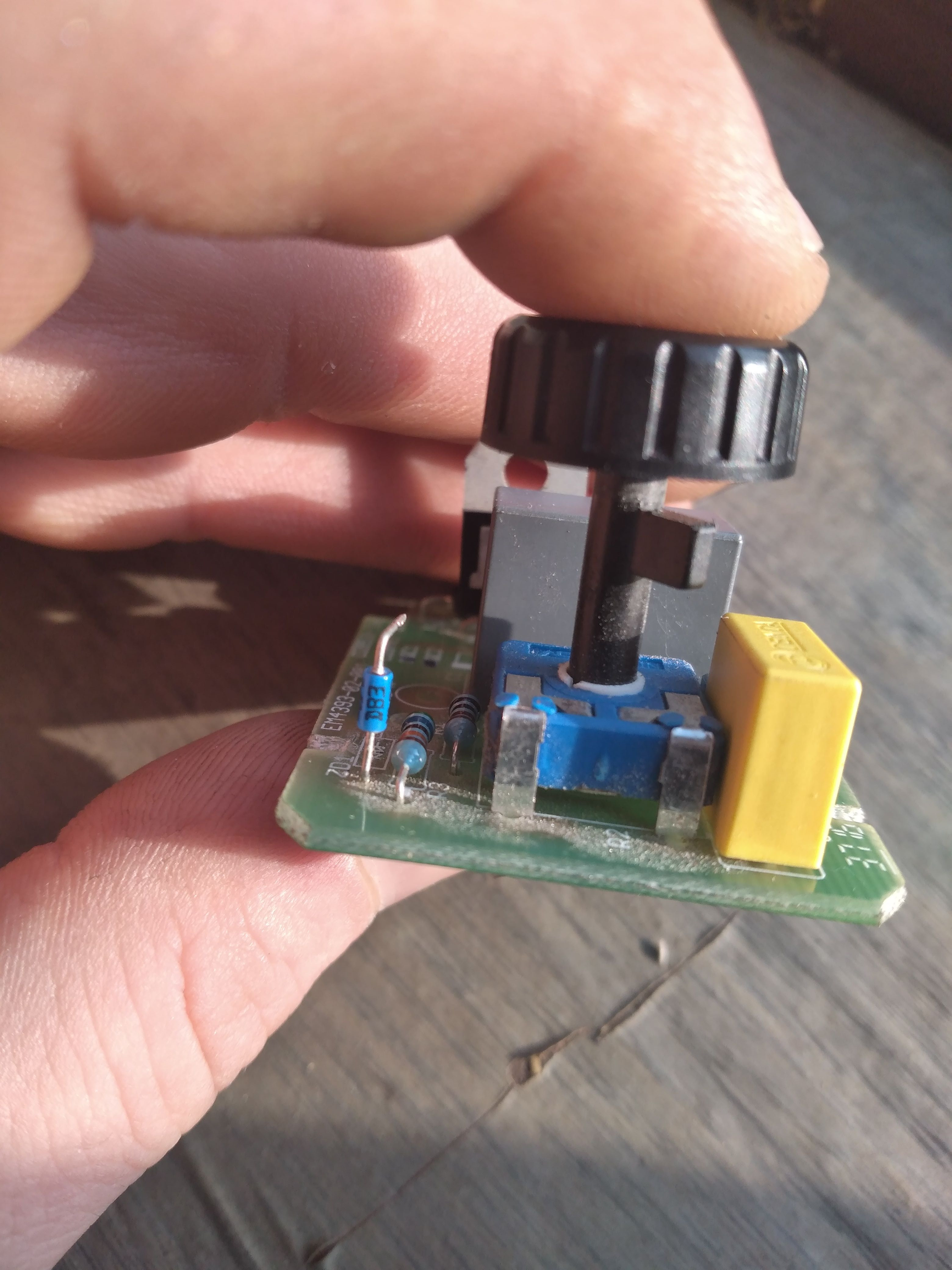 Wymiana triaka BTB16 na BTA16 i diod 1N4007 na 1N4008 w szlifierce ...