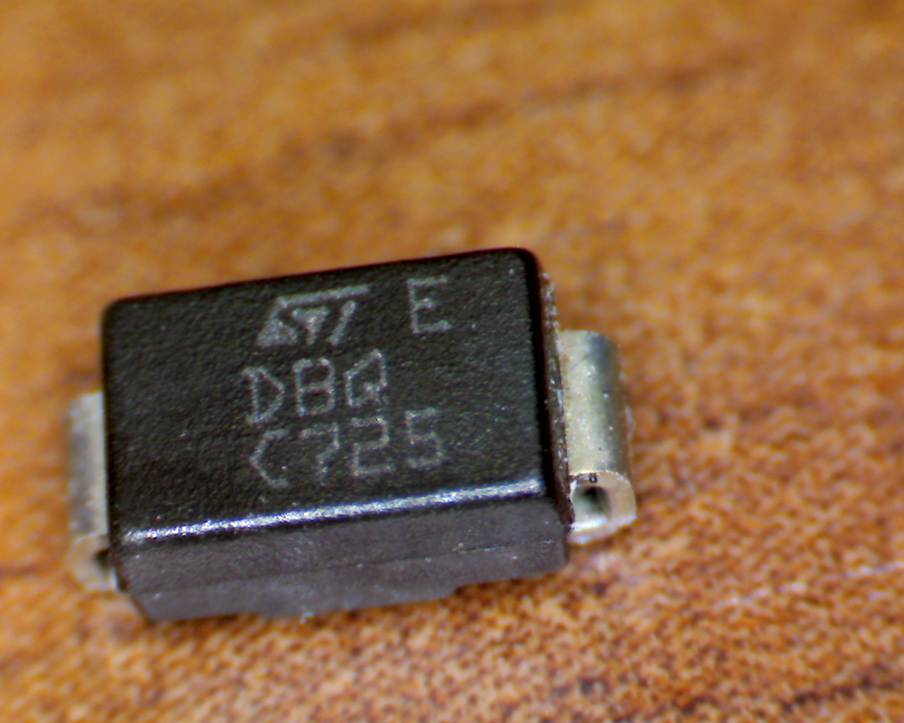 C725 DBQ - Identyfikacja diody SMD z sygnaturą DZ na płytce