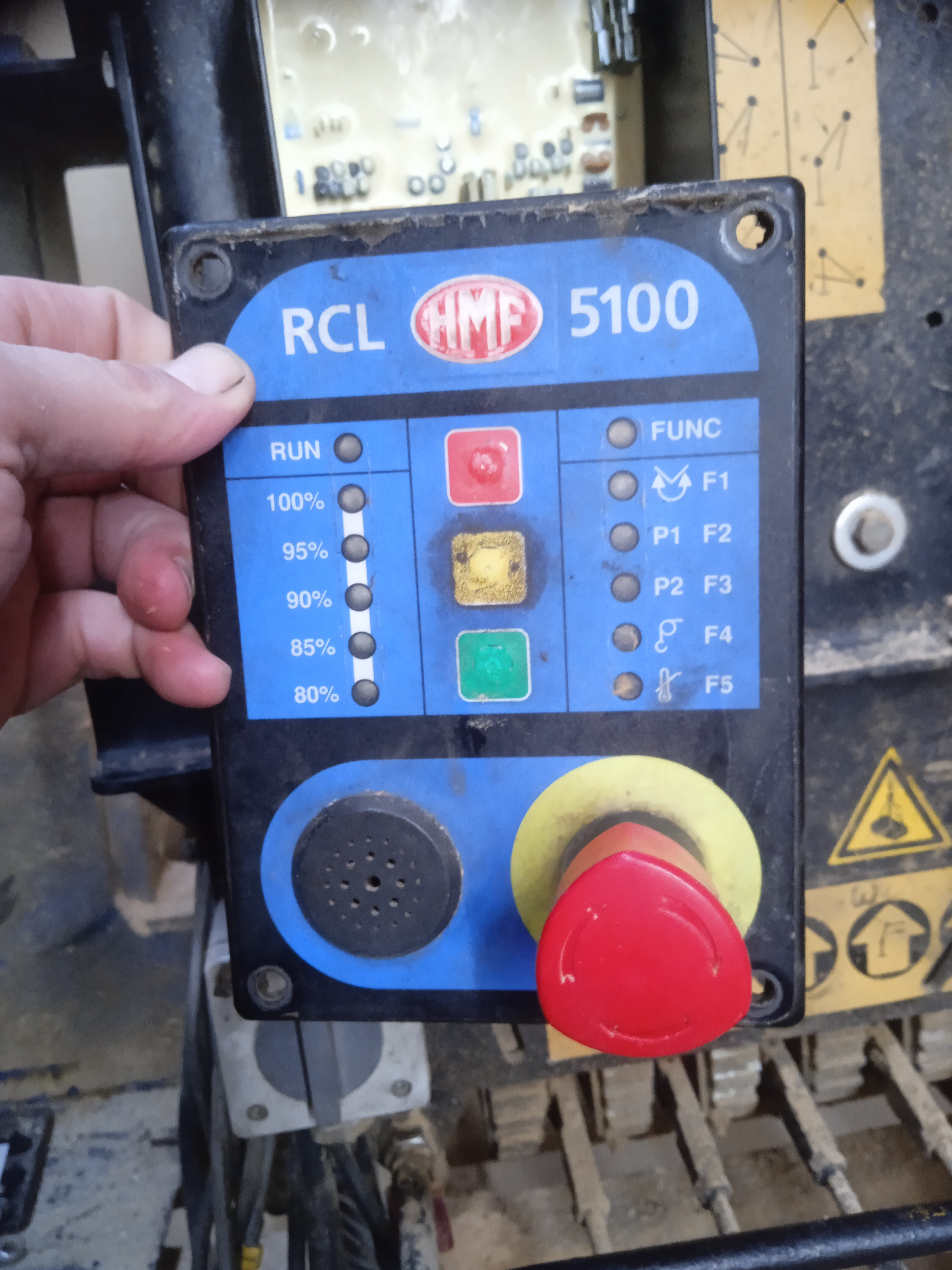 Problem z dźwigiem HDS HMF: brak prądu, sterownik, bezpieczniki, pilota